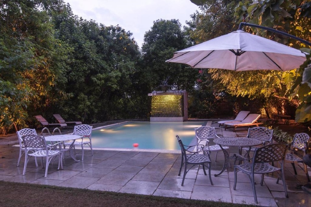 IVY Bridge | Luxe 5 BHK Farmhouse | Pool, Cook, Jacuzzi 𝗕𝗢𝗢𝗞 Manesar ...