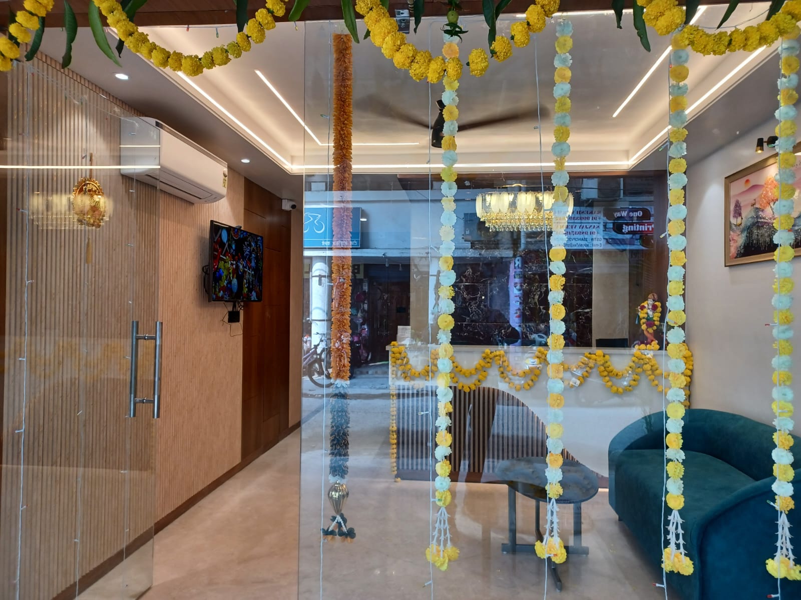 Roop Cliff 𝗕𝗢𝗢𝗞 Bhopal Hotel