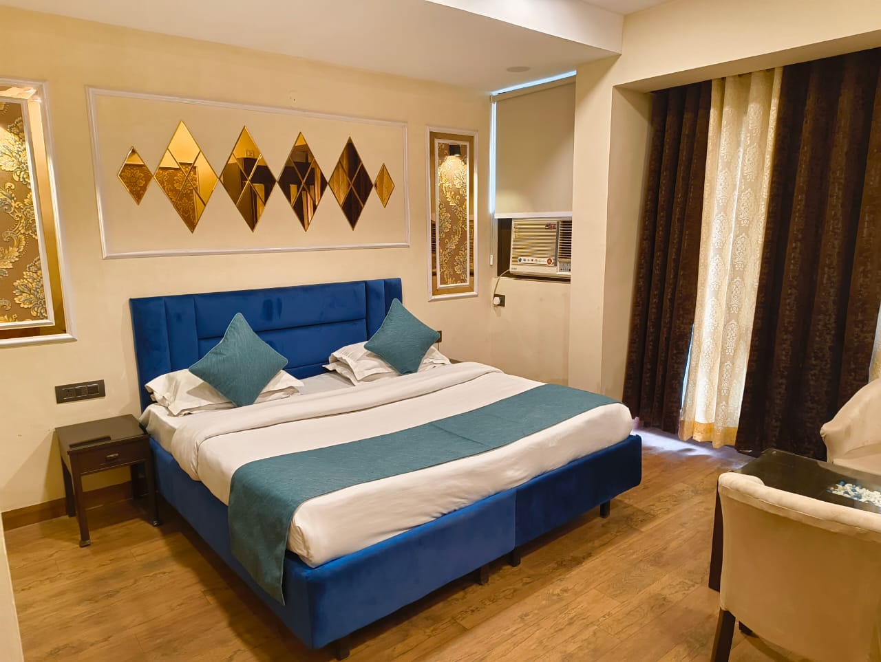 Hotel JJ House Galleria 𝗕𝗢𝗢𝗞 Gurgaon Guest House