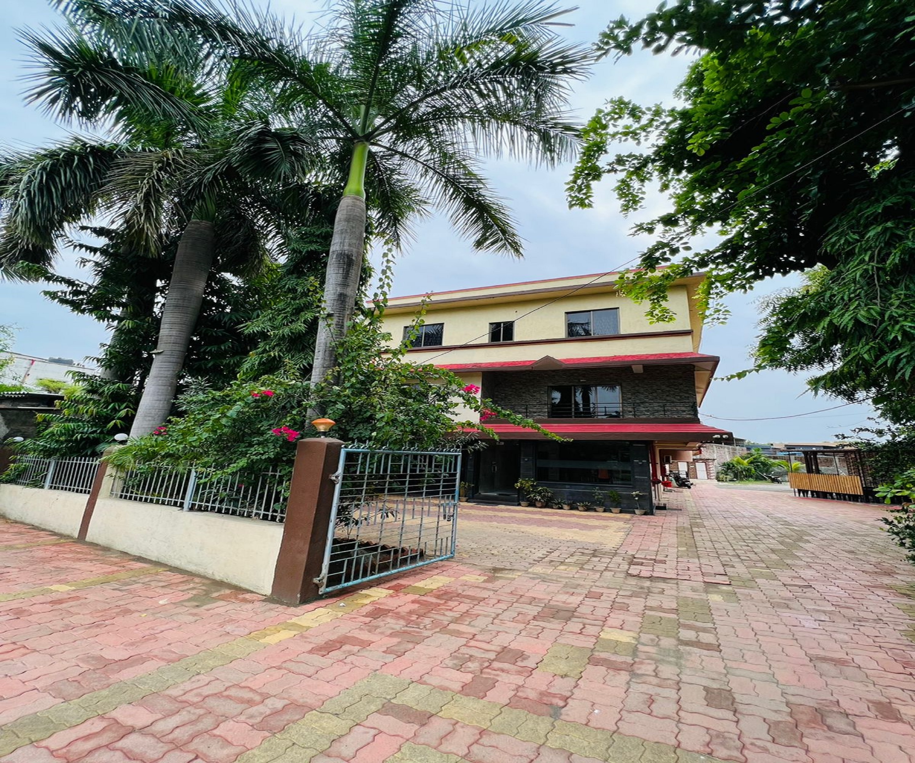 Hotel Sunrise 𝗕𝗢𝗢𝗞 Daman Hotel