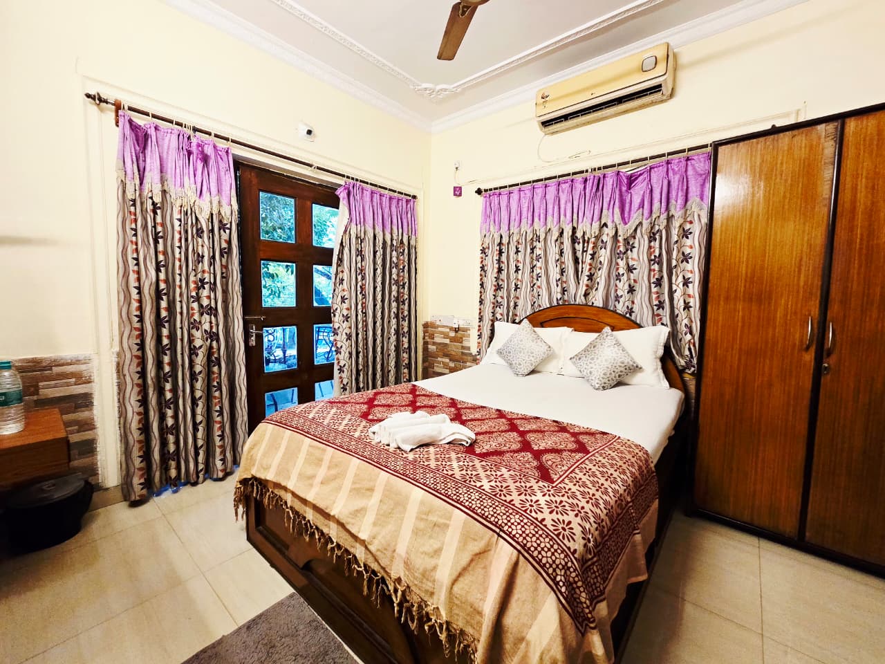 CS Guest House 2 Min walk from Saltlake Sector V Metro 𝗕𝗢𝗢𝗞 Kolkata ...
