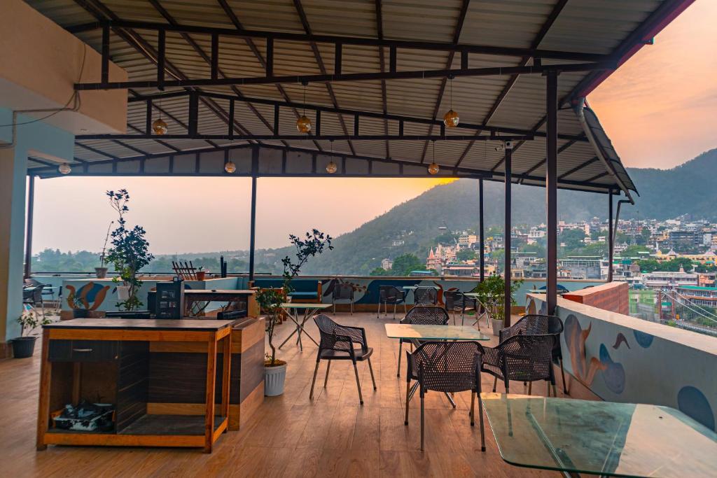 Madpackers Rishikesh 2.0 𝗕𝗢𝗢𝗞 Rishikesh Hostel