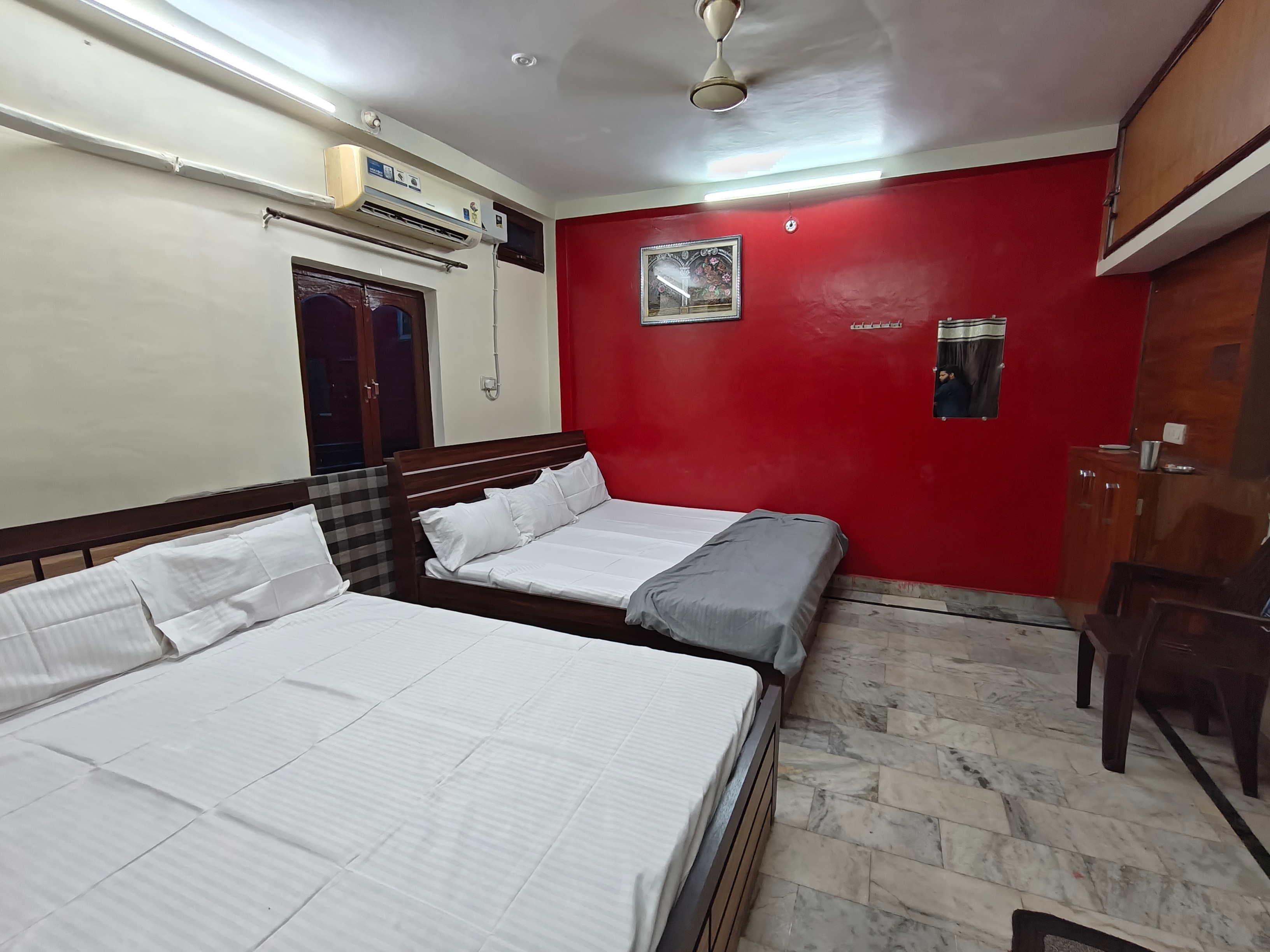 Aadarsh P. Guest House 𝗕𝗢𝗢𝗞 Varanasi Guest House