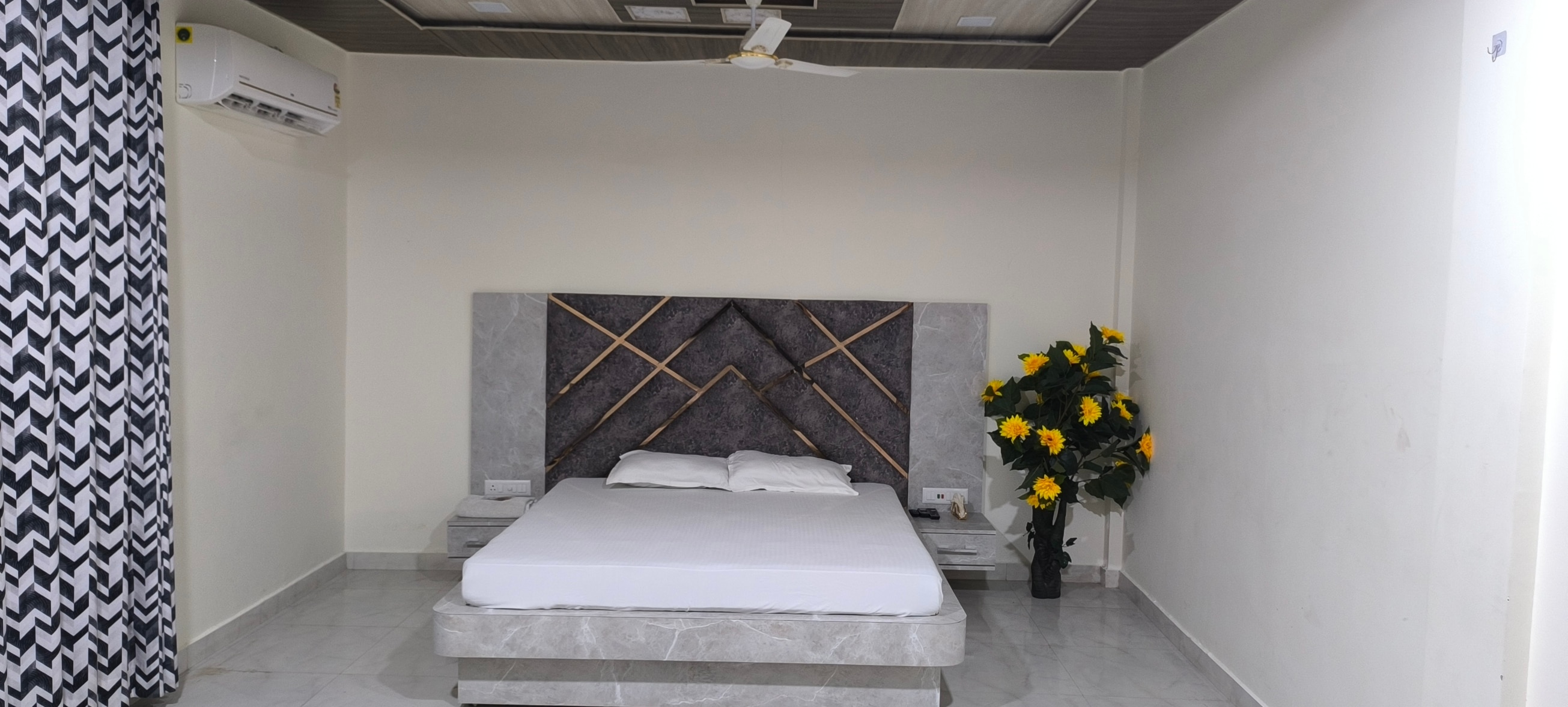 Hotel Red Rose 𝗕𝗢𝗢𝗞 Sirsa Hotel
