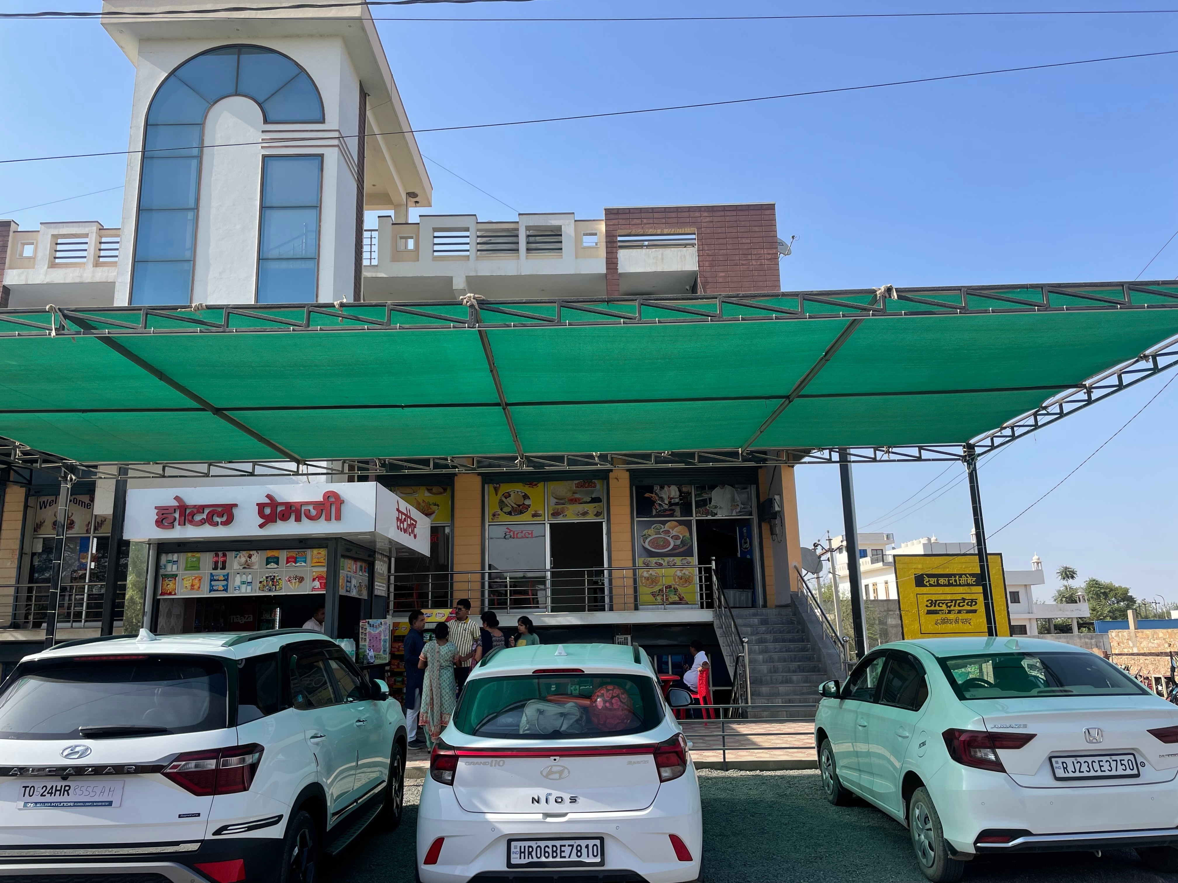 Hotel Premji 𝗕𝗢𝗢𝗞 Neem ka Thana Hotel
