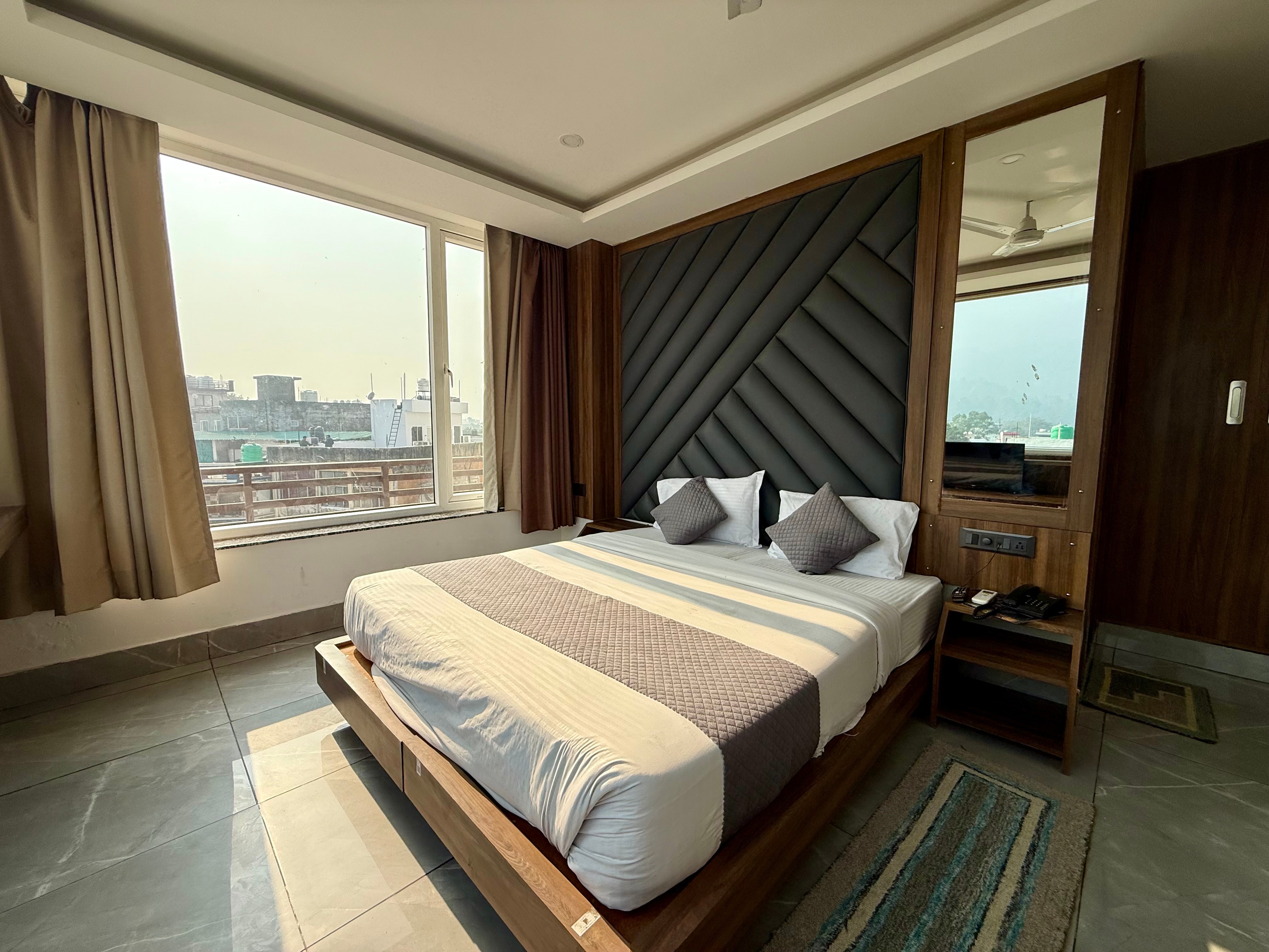 HOTEL TRIHARI (3 minutes drive to JANKI BRIDGE) Rishikesh - Reviews ...