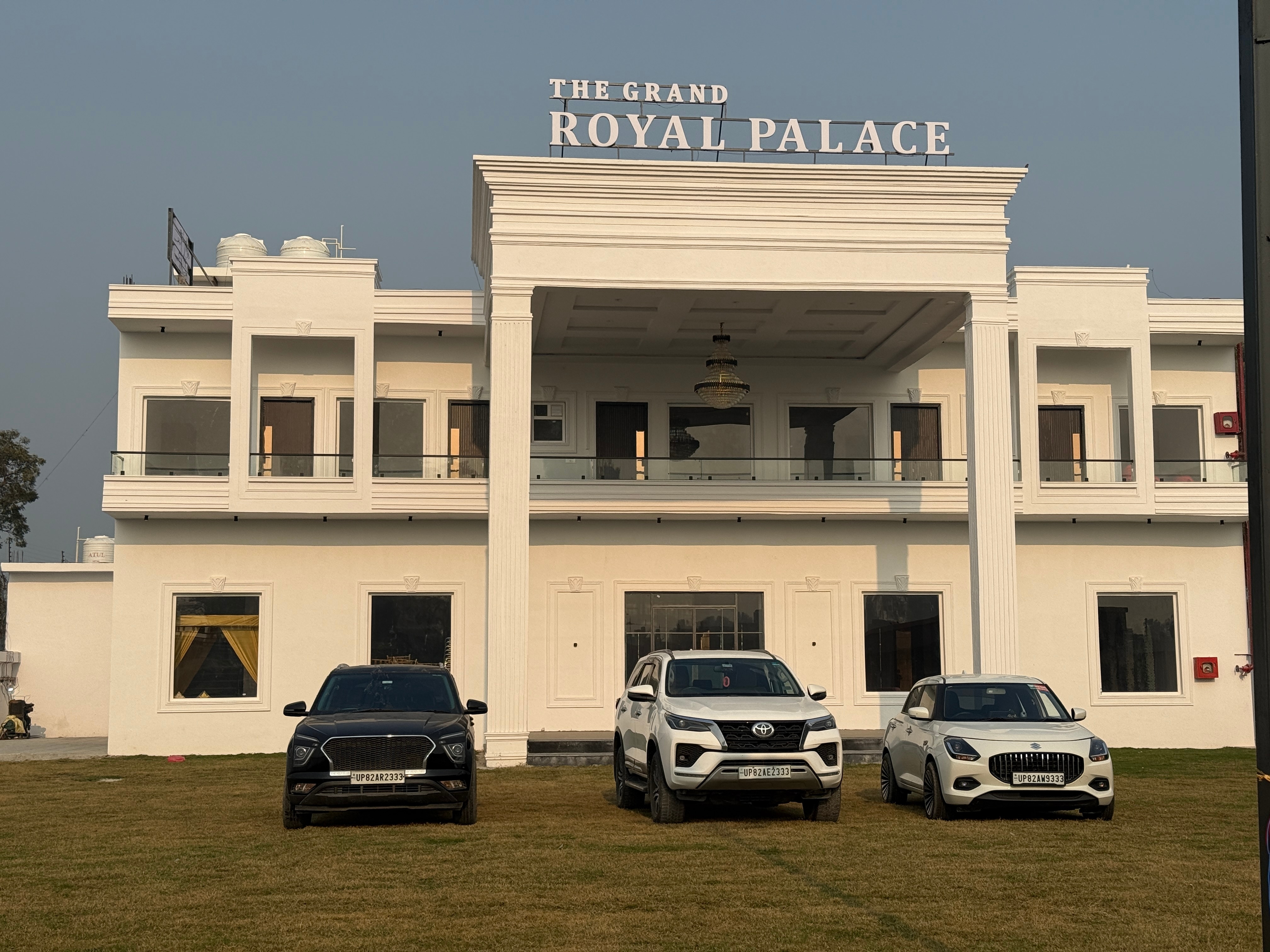 The grand royal palace 𝗕𝗢𝗢𝗞 Jalesar Farm House