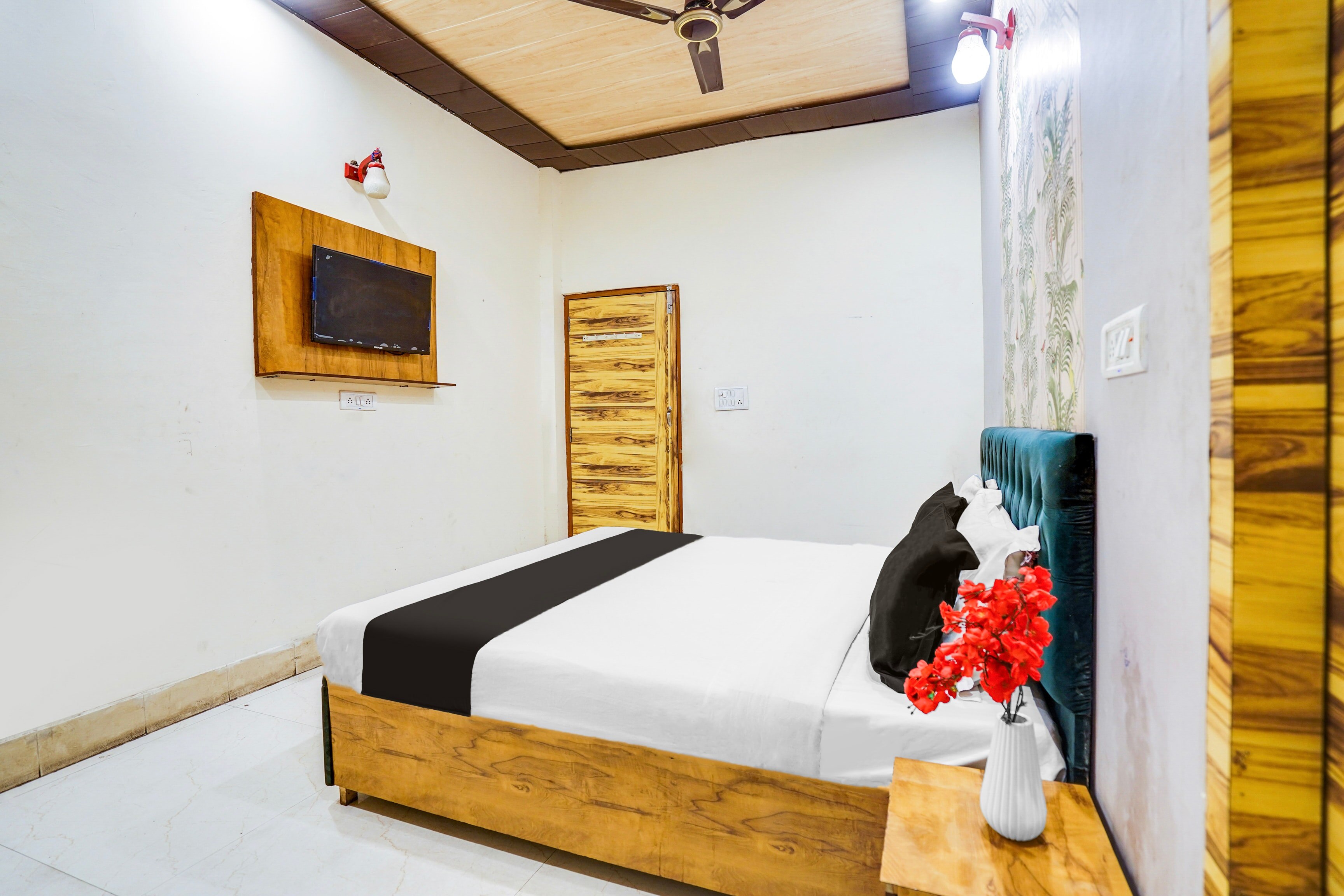 Hotel Platinum Nearest Raj Bagh Metro Station Saheed Nagar 𝗕𝗢𝗢𝗞 ...
