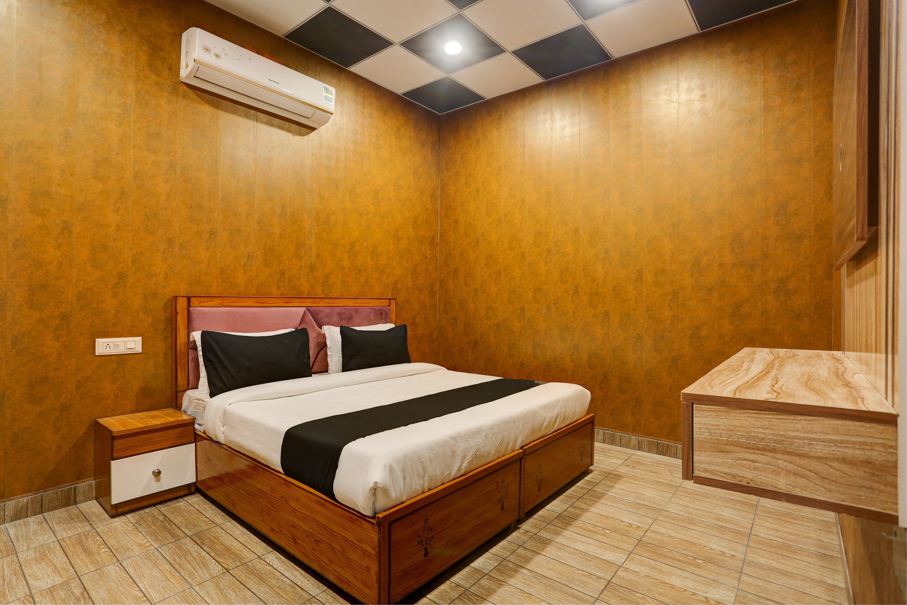 Hotel O Kingland Water Park Rohtak 𝗕𝗢𝗢𝗞 Maham Hotel