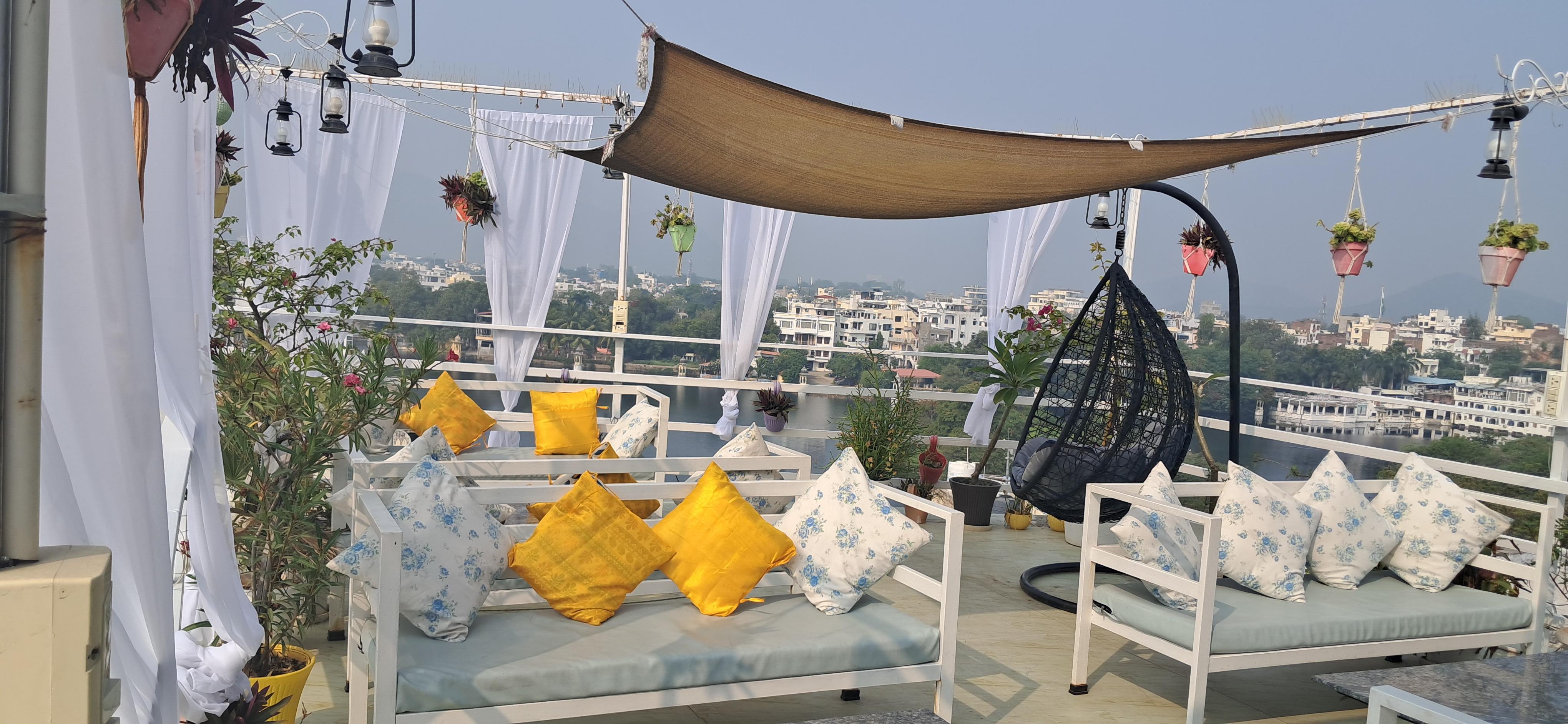 Raahi Backpacker's Hostel |Rooftop Restaurant at Lake Pichola| 𝗕𝗢𝗢𝗞 ...
