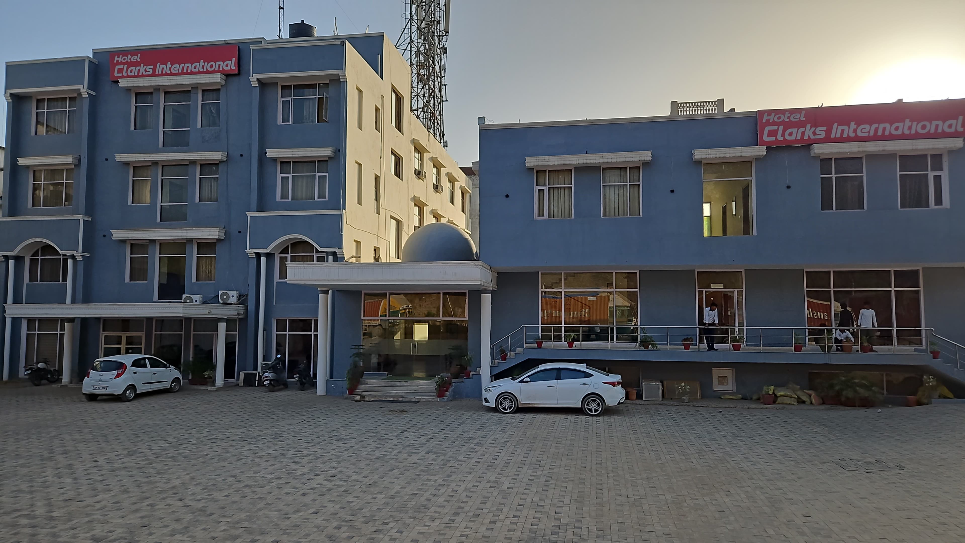 Hotel Clarks International 𝗕𝗢𝗢𝗞 Baddi Hotel