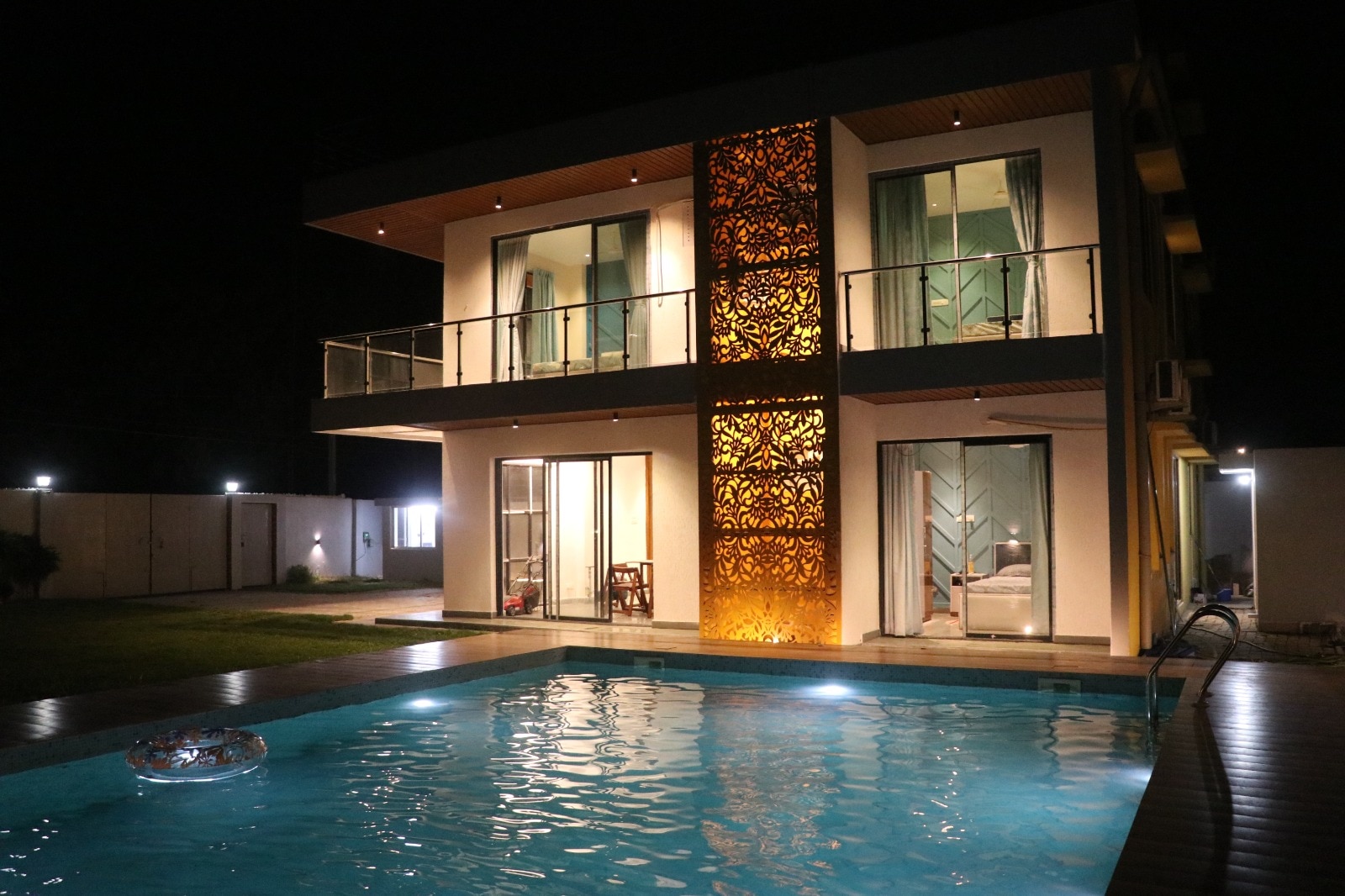 Nature villa with grand pool 𝗕𝗢𝗢𝗞 Kolkata Villa