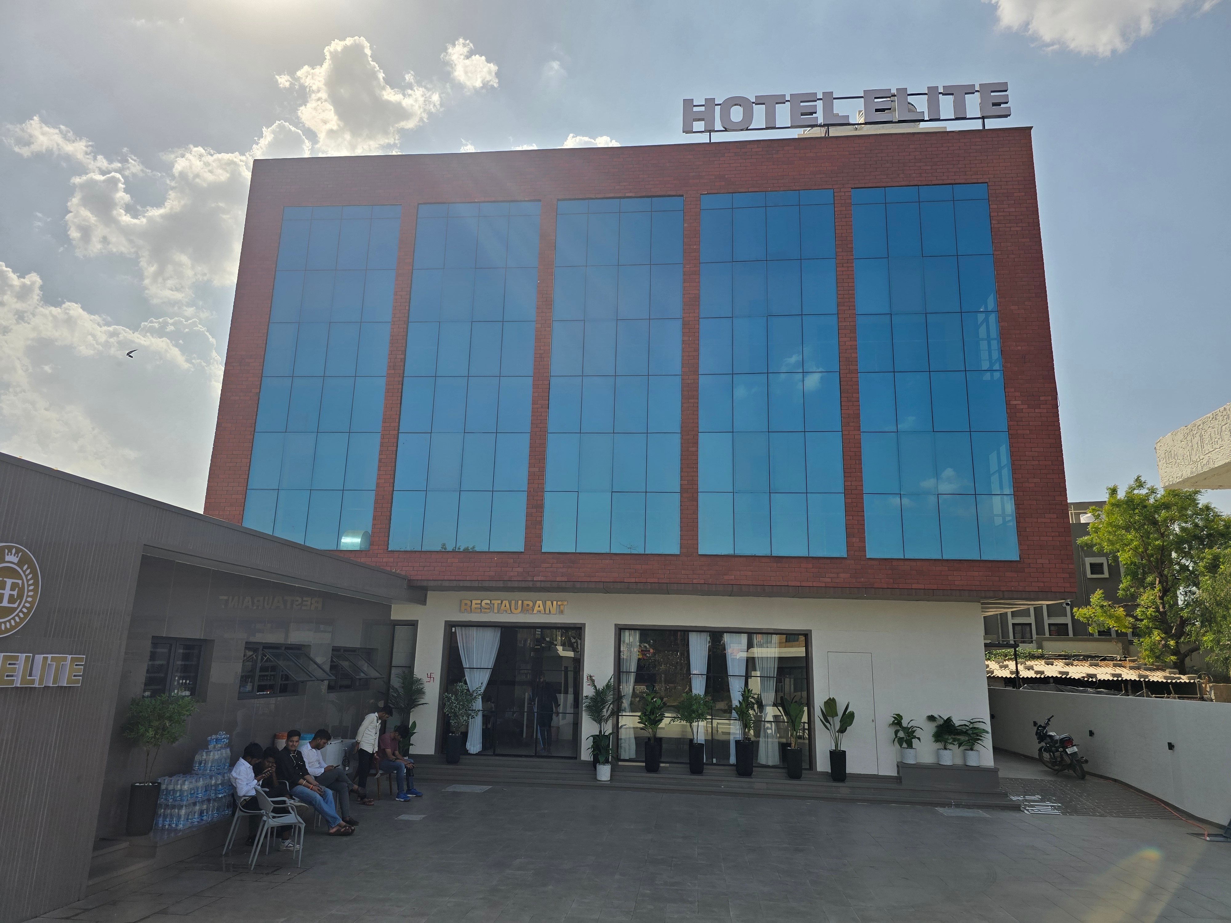 Hotel Elite 𝗕𝗢𝗢𝗞 Bhachau Hotel