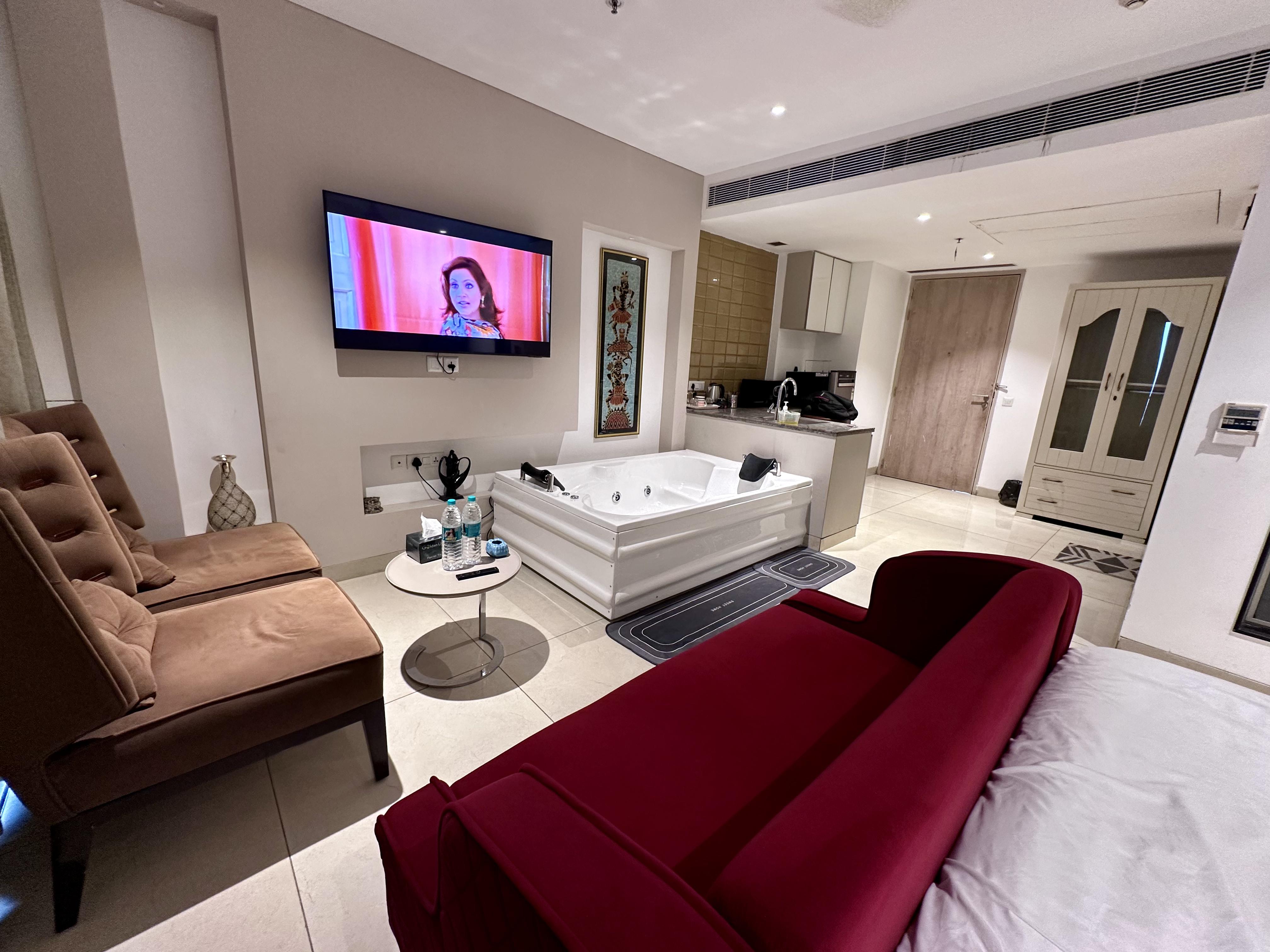 Luxury Studios key 4 𝗕𝗢𝗢𝗞 Gurgaon Apartment