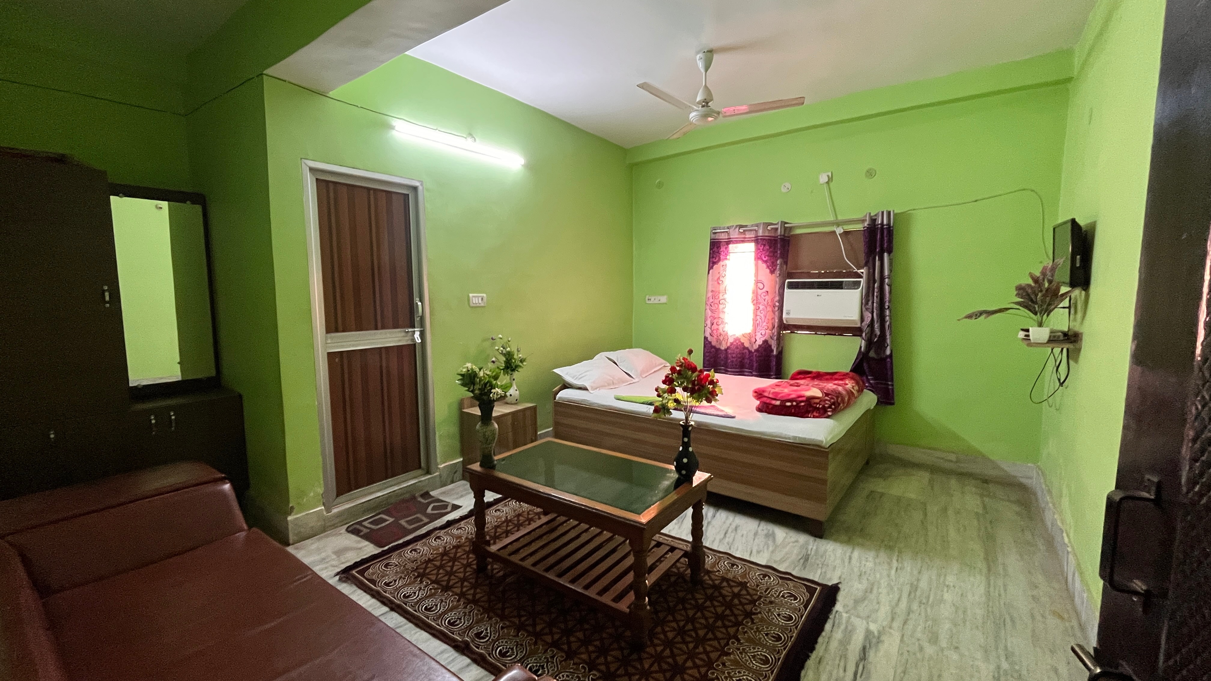 Lazeez Family Restaurant & Pizza Cafe Zone 𝗕𝗢𝗢𝗞 Dalsing Sarai Hotel