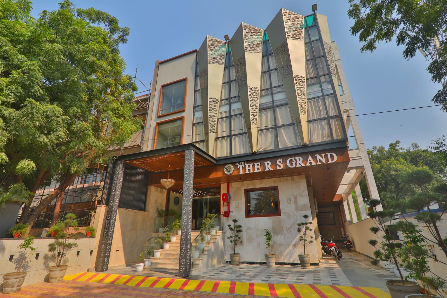 Hotel The R S Grand Agra - Reviews, Photos & Offer
