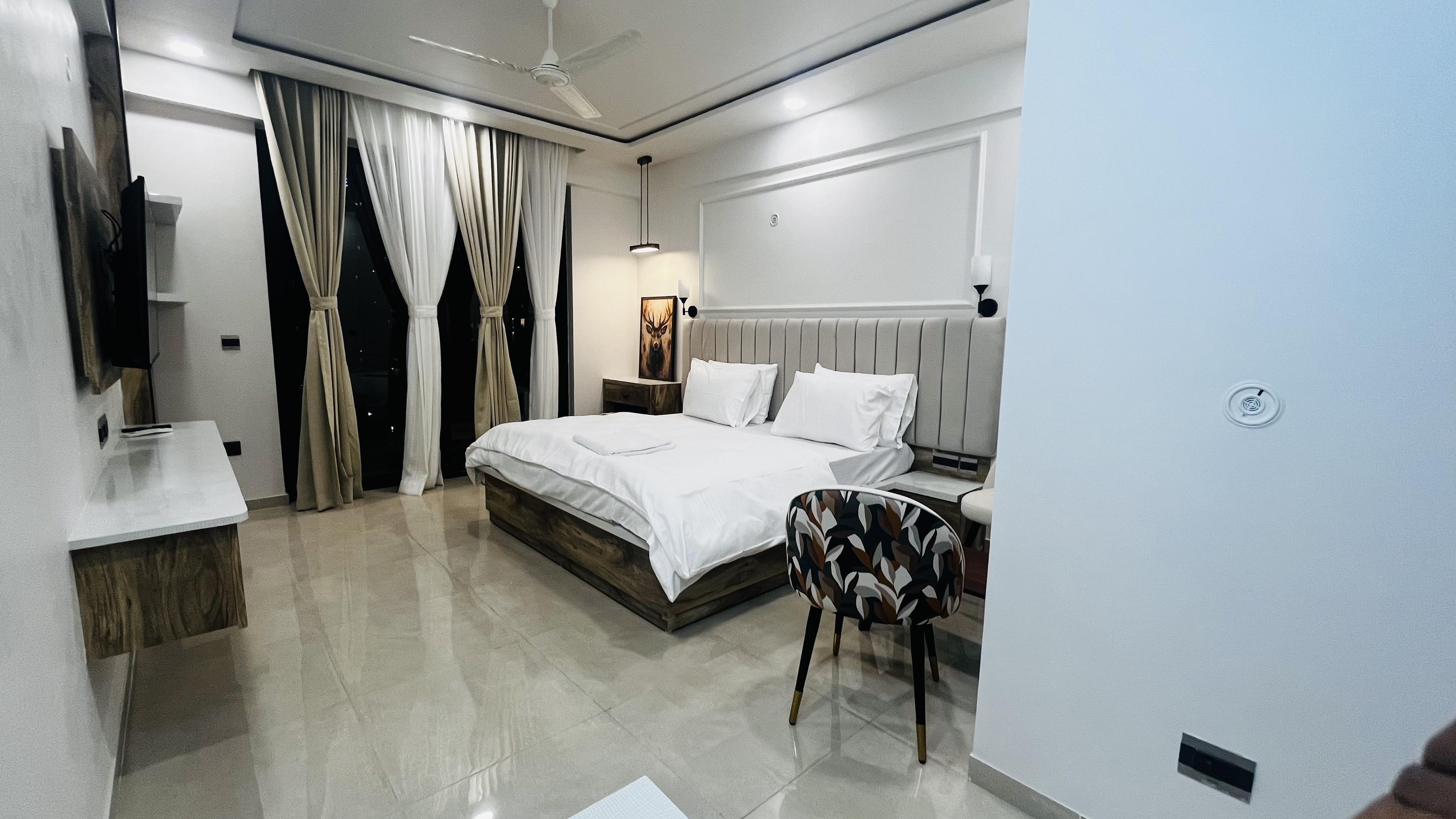 The Classy Stay 𝗕𝗢𝗢𝗞 Lucknow Apartment