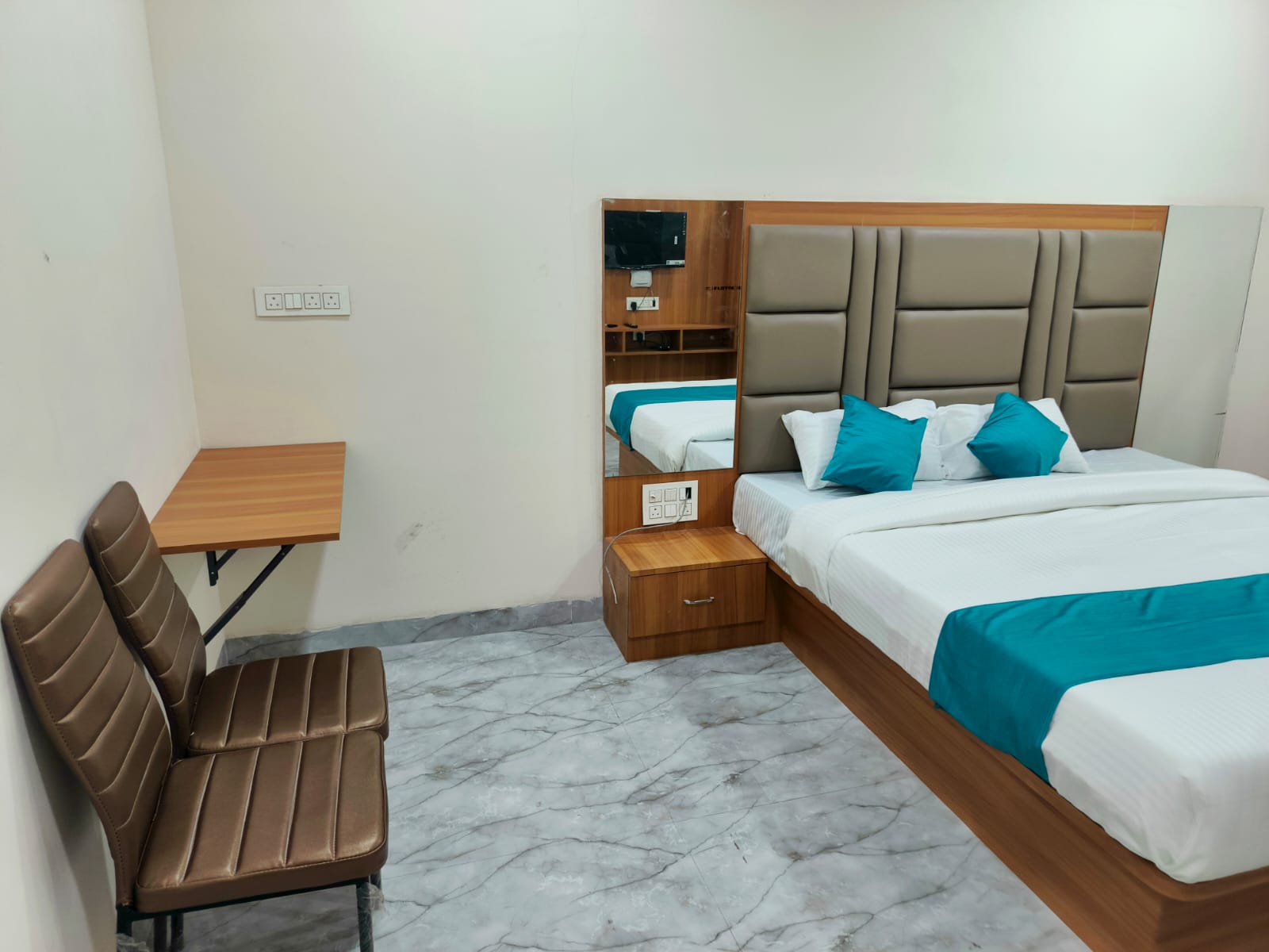 Hotel Sheetal Lodge 𝗕𝗢𝗢𝗞 Pune Hotel