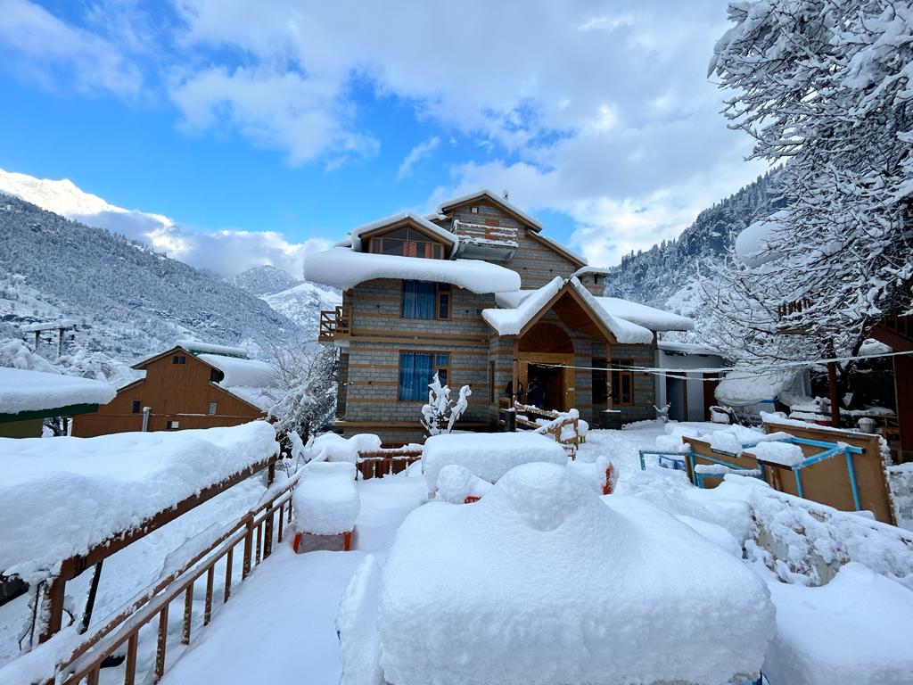 Travel4lyf.com Snow River 𝗕𝗢𝗢𝗞 Manali Cottage