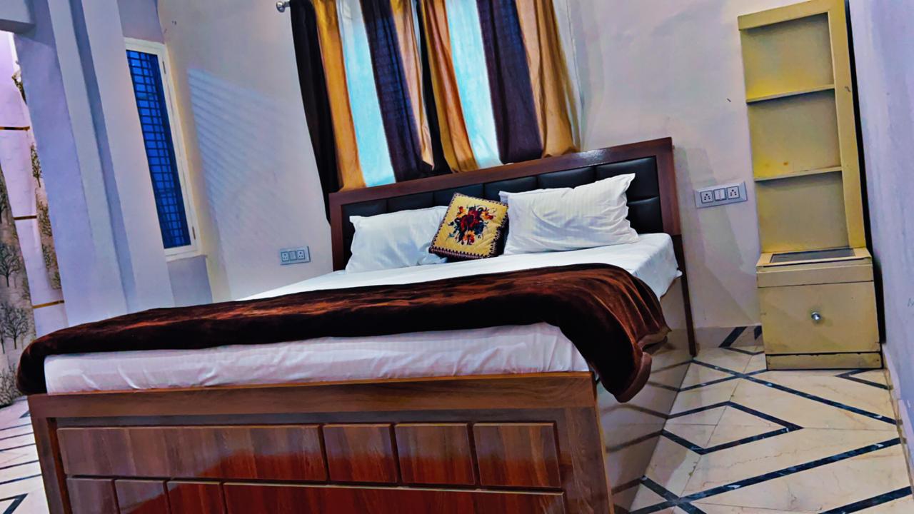 Aishwary Guest House By GRB 𝗕𝗢𝗢𝗞 Varanasi Homestay