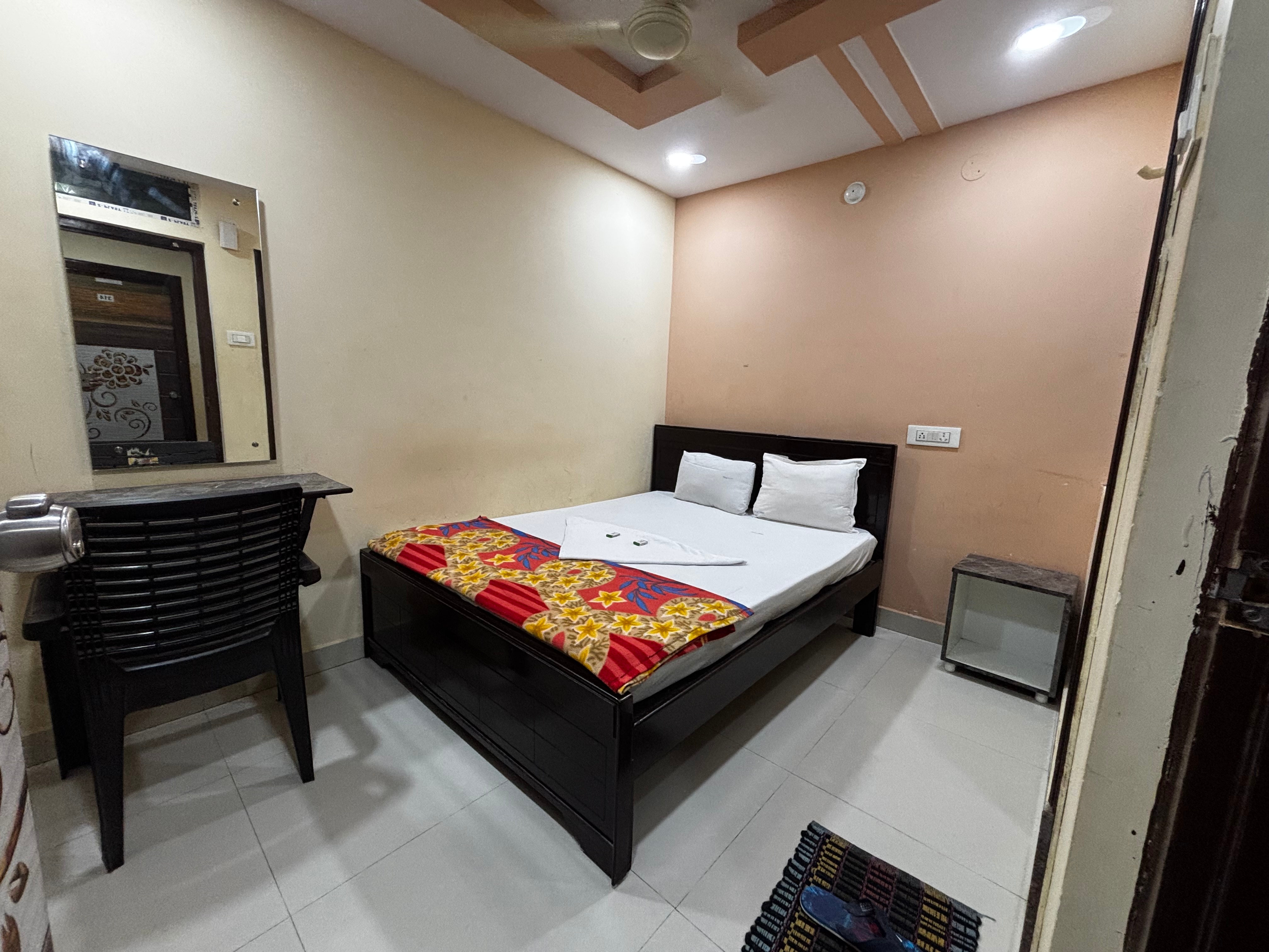 NIMANTRAN HOTEL 𝗕𝗢𝗢𝗞 Hyderabad Guest House