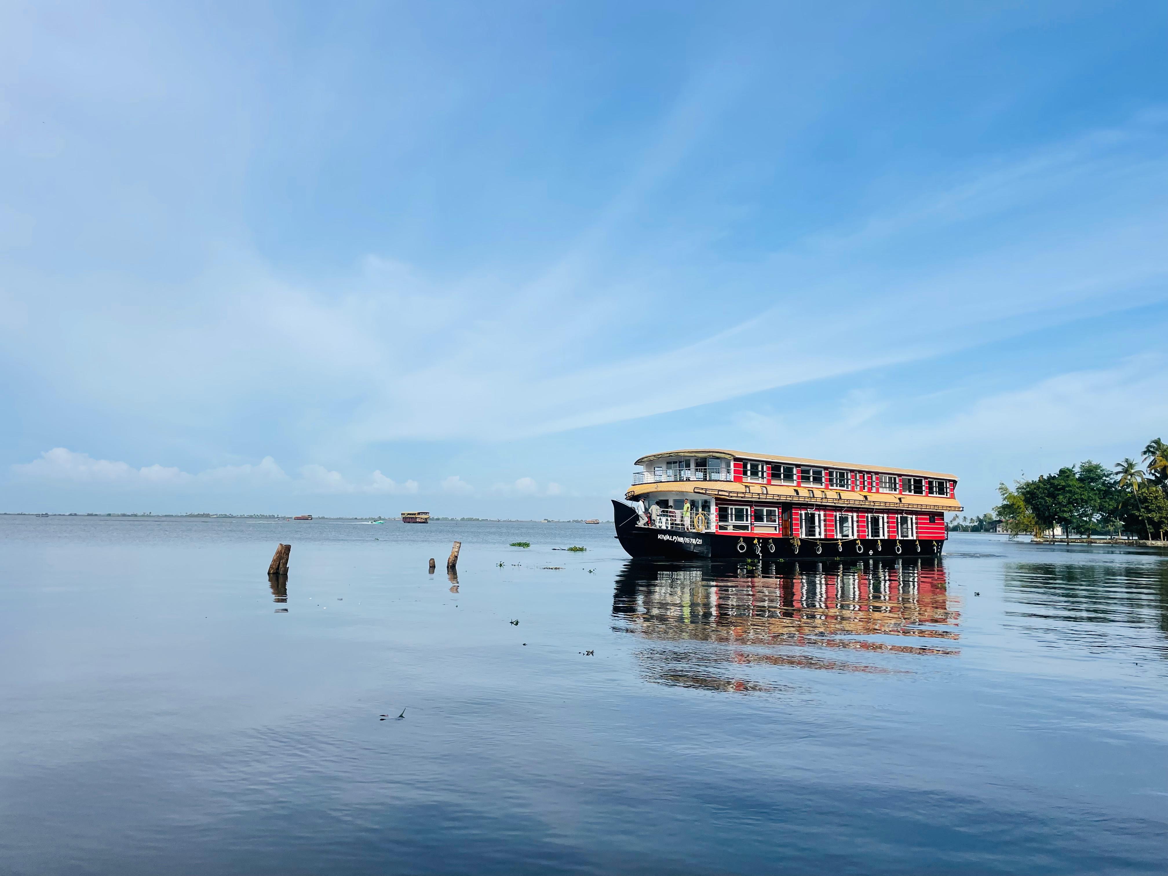 Canal Cruise Houseboat Alleppey - Reviews, Photos & Offer