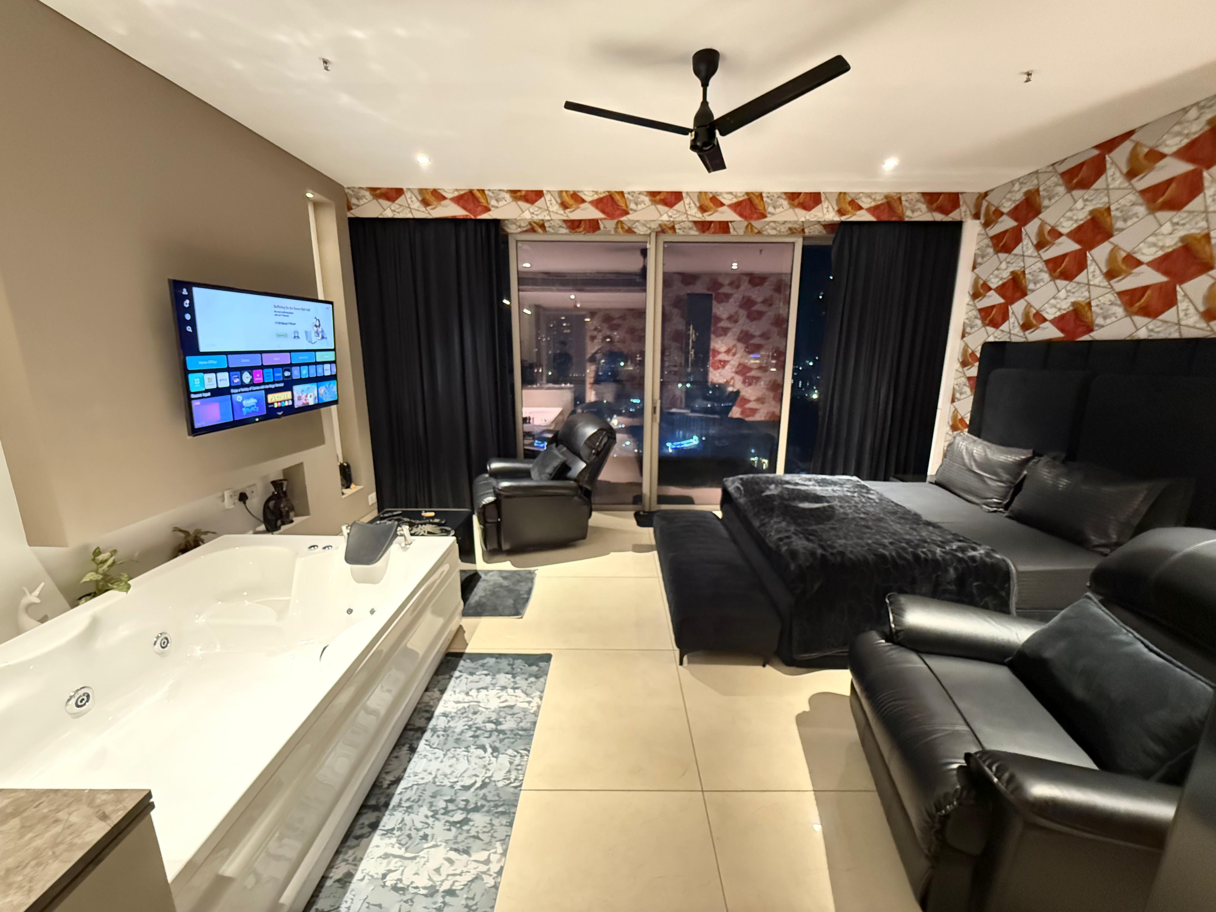 Black Jacuzzi 17th Floor With Recliners 𝗕𝗢𝗢𝗞 Gurgaon Apartment