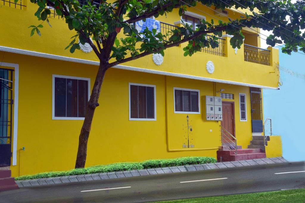 Cardiff palace - Pondy 𝗕𝗢𝗢𝗞 Auroville Homestay