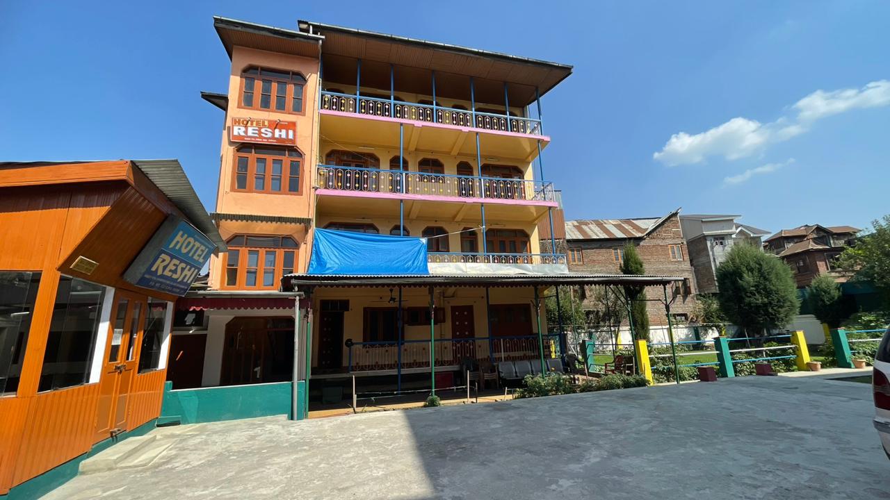Hotel Reshi 𝗕𝗢𝗢𝗞 Srinagar Hotel