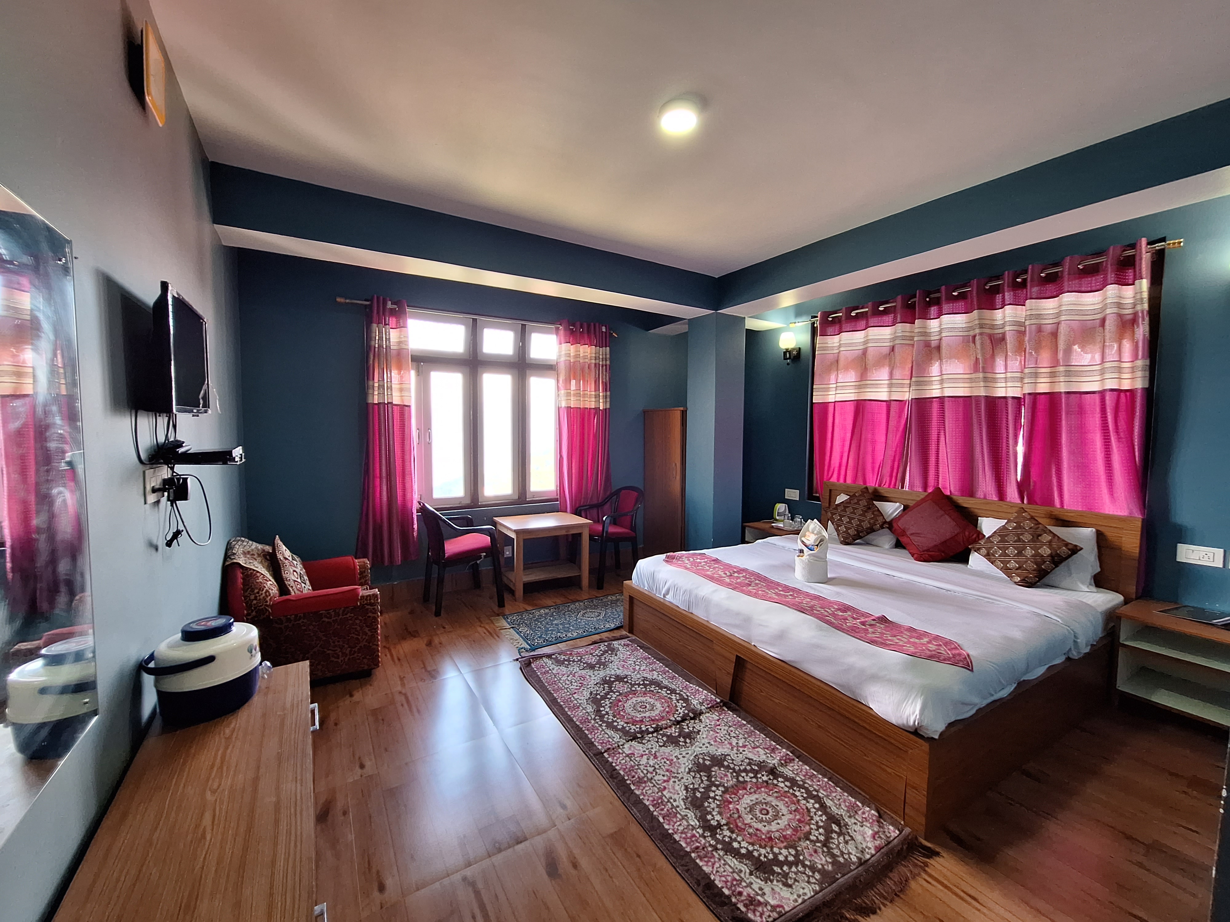 Hotel The 4 Season 𝗕𝗢𝗢𝗞 Pelling ${hd_property_type_token}