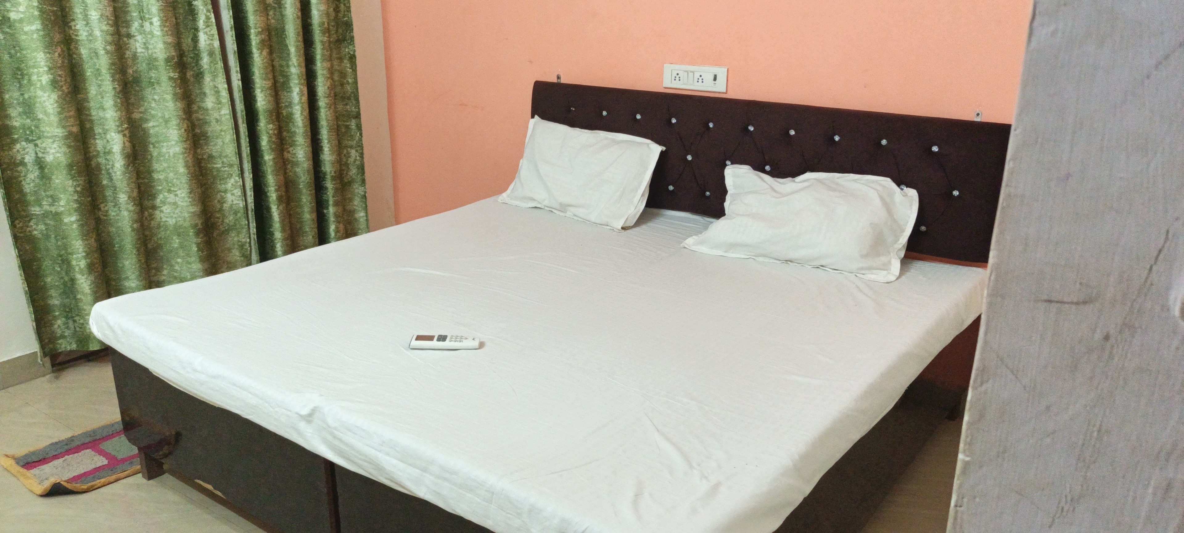 Kashi Dham Home Stayy 𝗕𝗢𝗢𝗞 Varanasi Homestay
