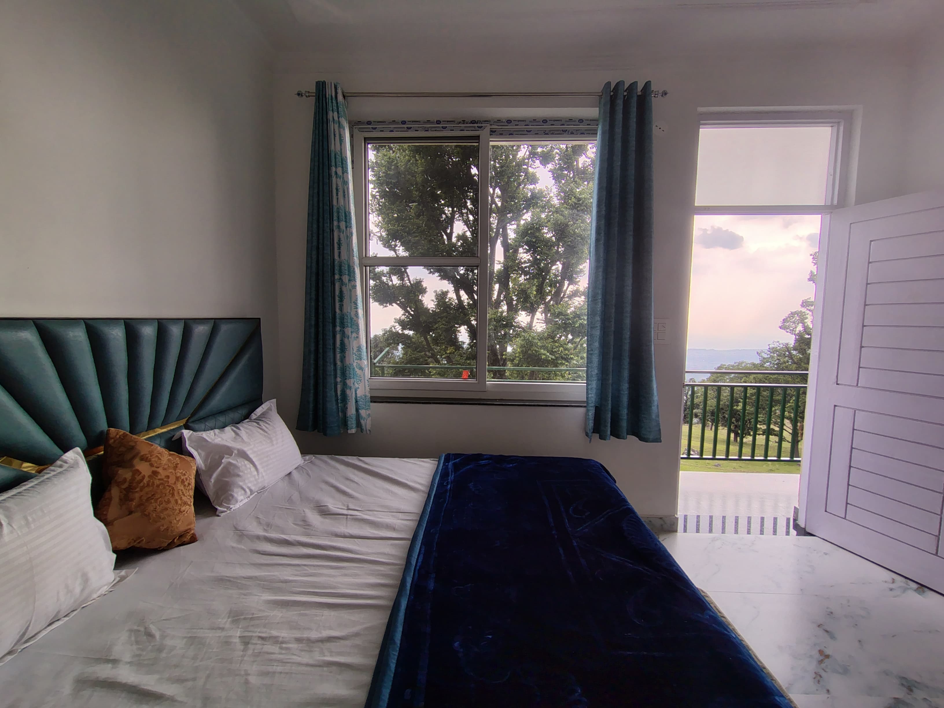 Kharota Hills 𝗕𝗢𝗢𝗞 Dharamshala Homestay