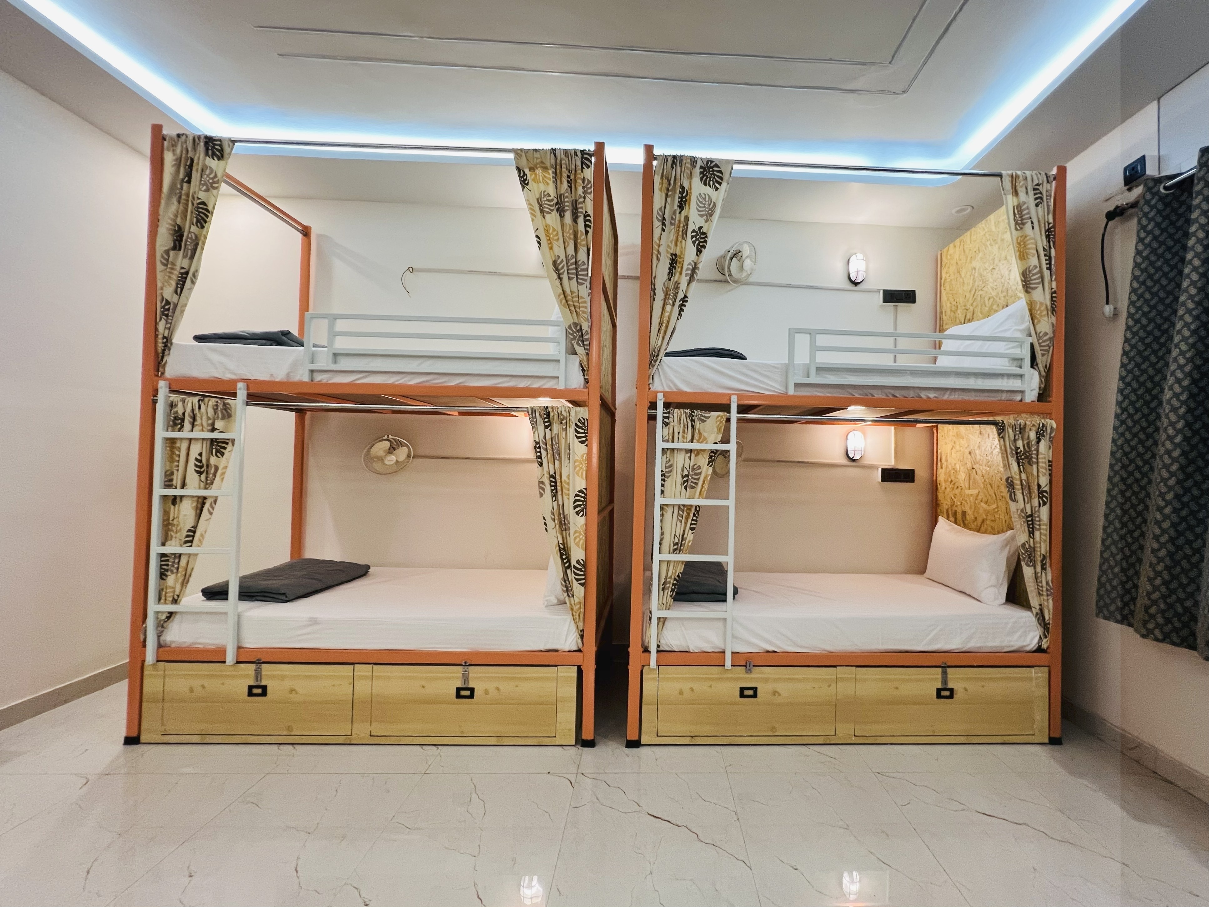 Live Free Hostel | Rooms & Dorms 𝗕𝗢𝗢𝗞 Dehradun Hostel
