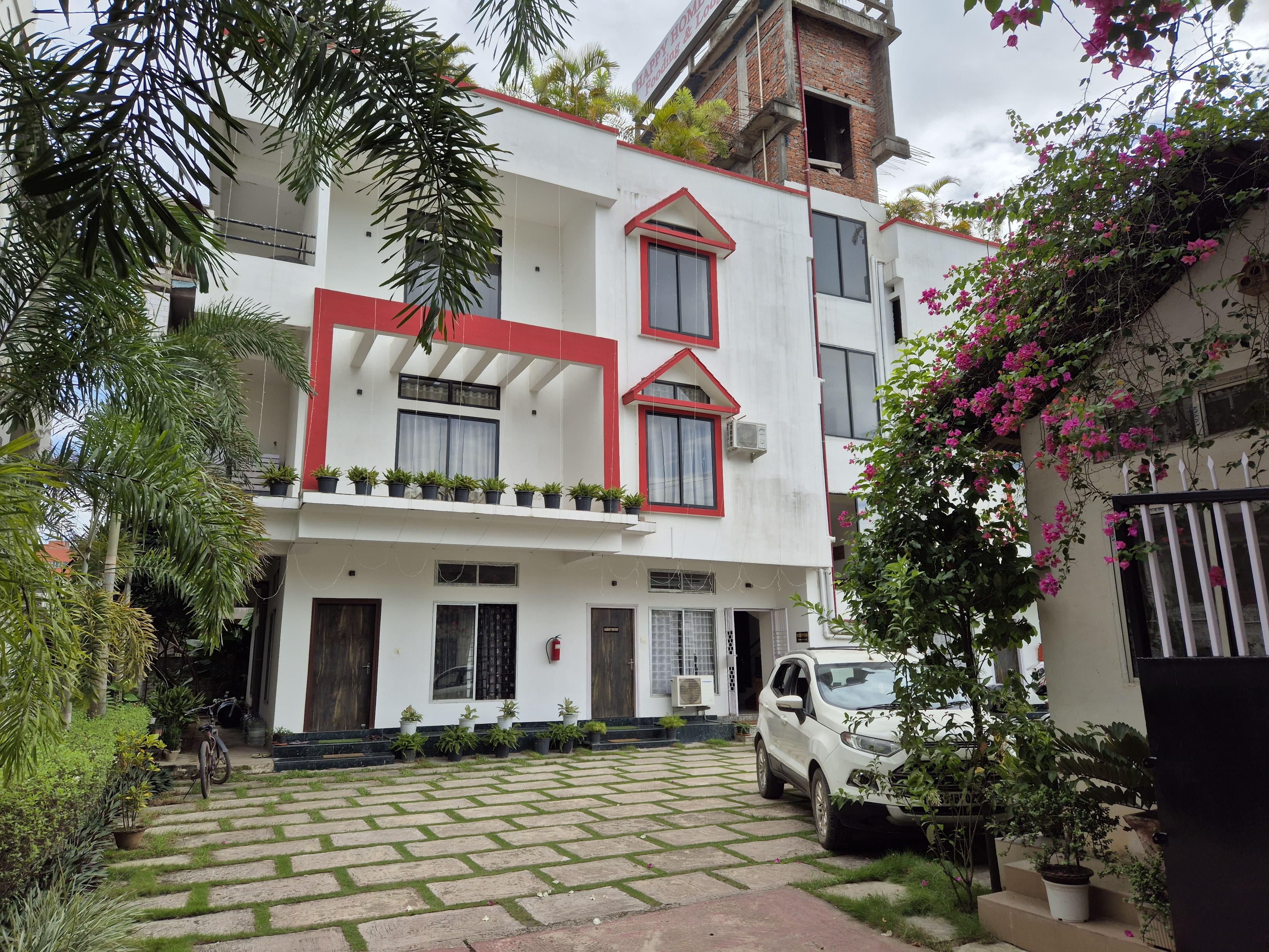 Happy Home Living | A Tranquil stay with Cozy Rooms 𝗕𝗢𝗢𝗞 Guwahati Apartment