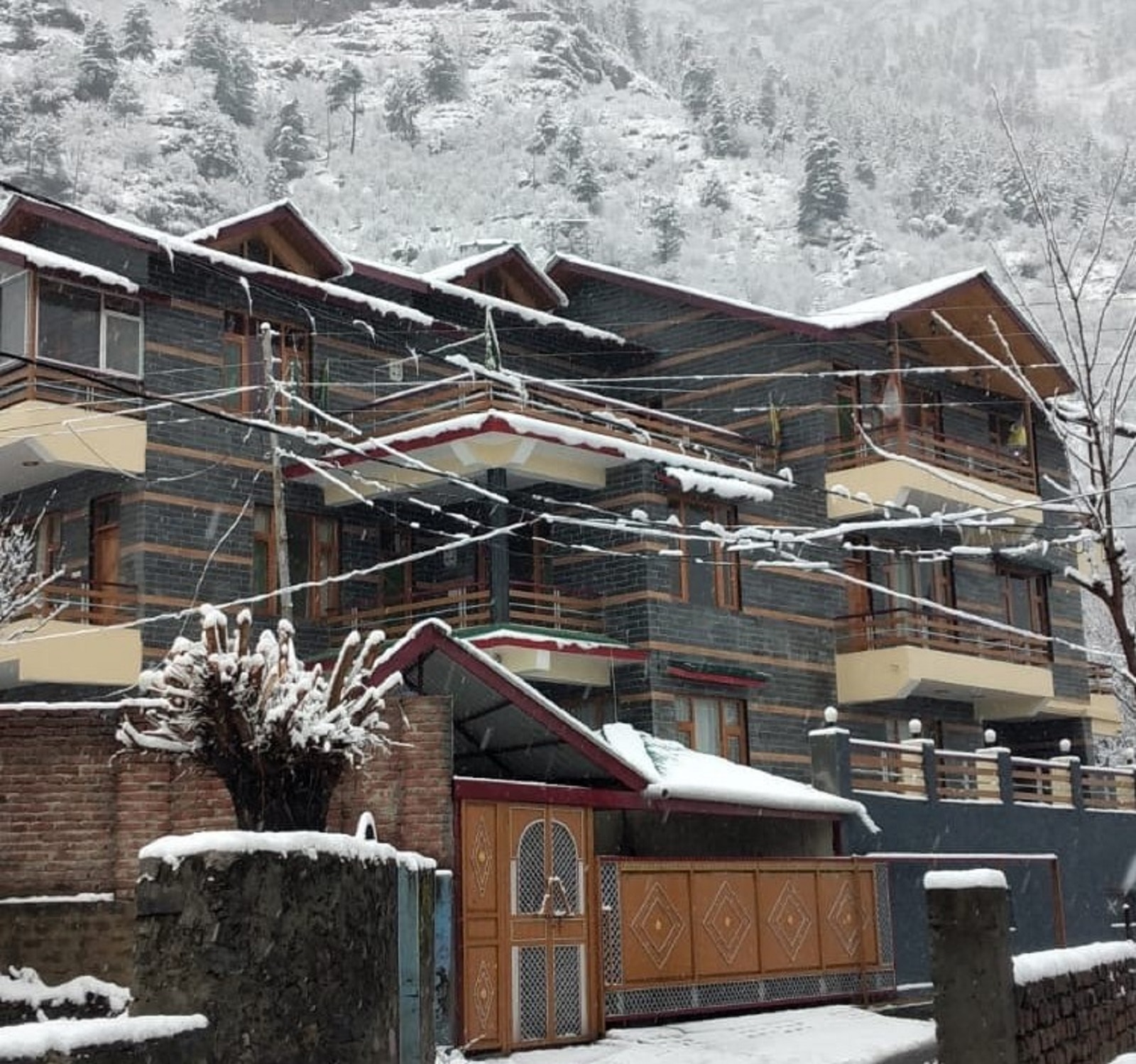 Amazing view Home Stay 𝗕𝗢𝗢𝗞 Manali Homestay
