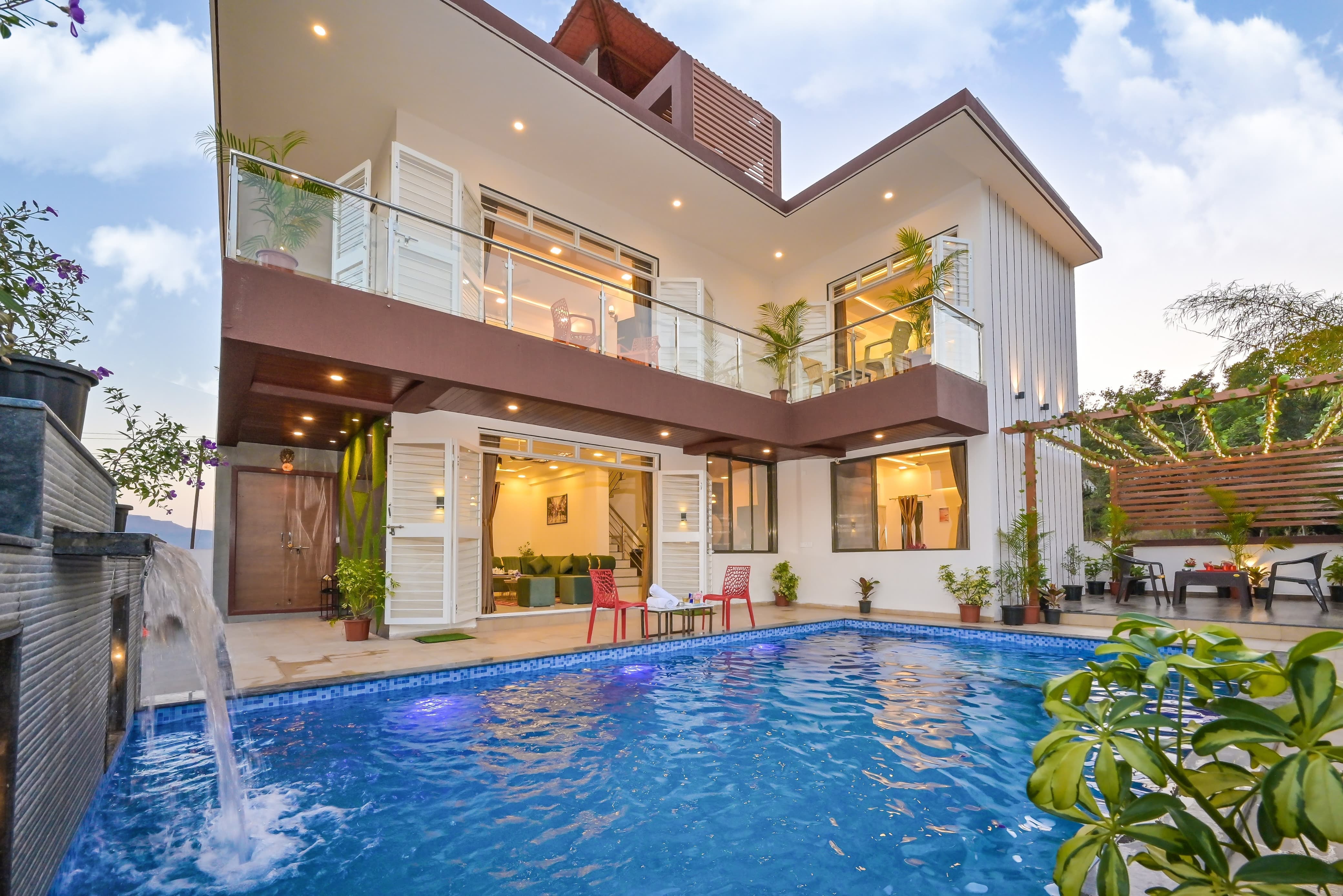 Mountain Mist- 4BHK Luxurious Villa with Pvt Pool 𝗕𝗢𝗢𝗞 Lonavala Villa