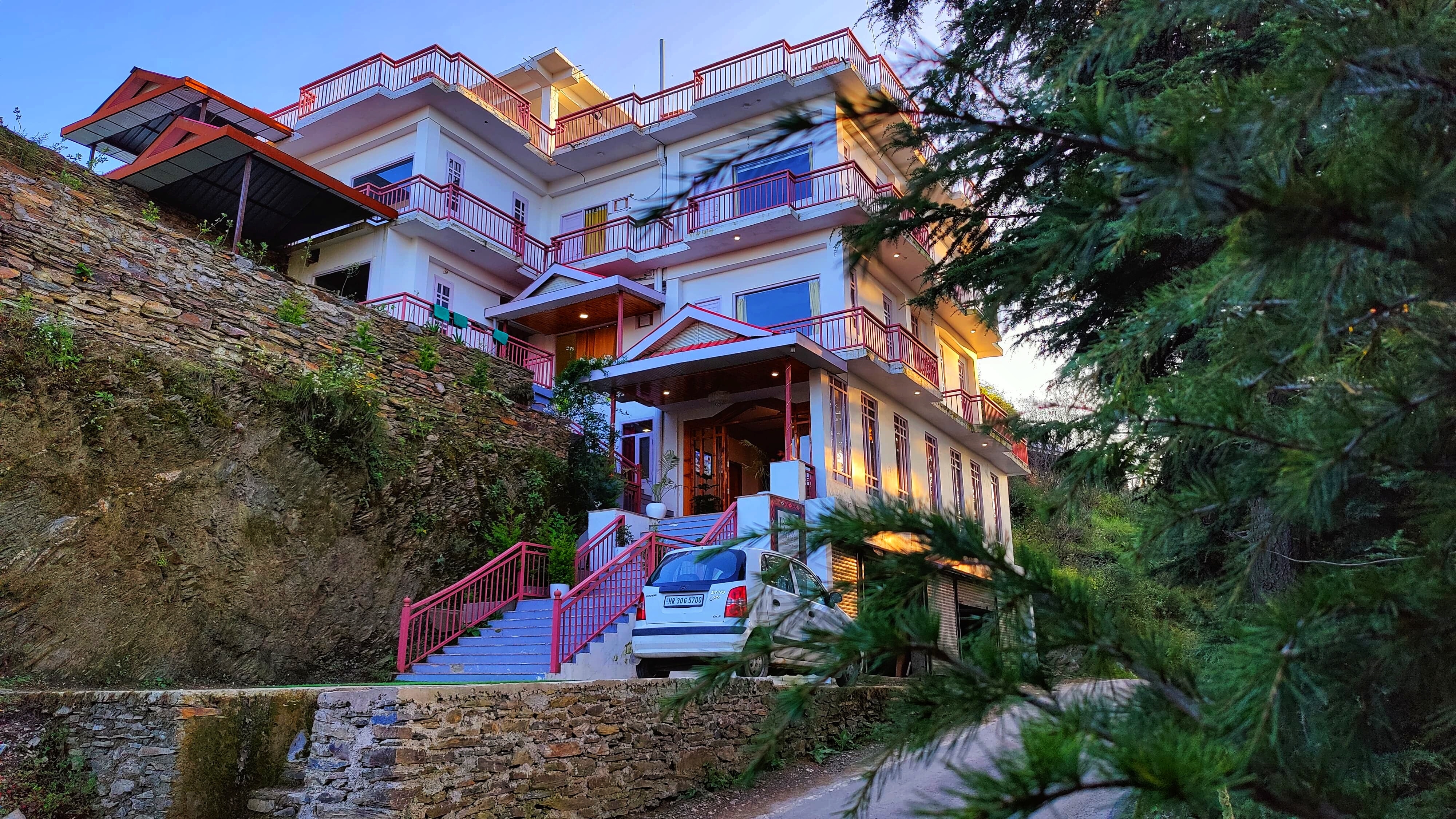 Basa Palace 𝗕𝗢𝗢𝗞 Theog Homestay