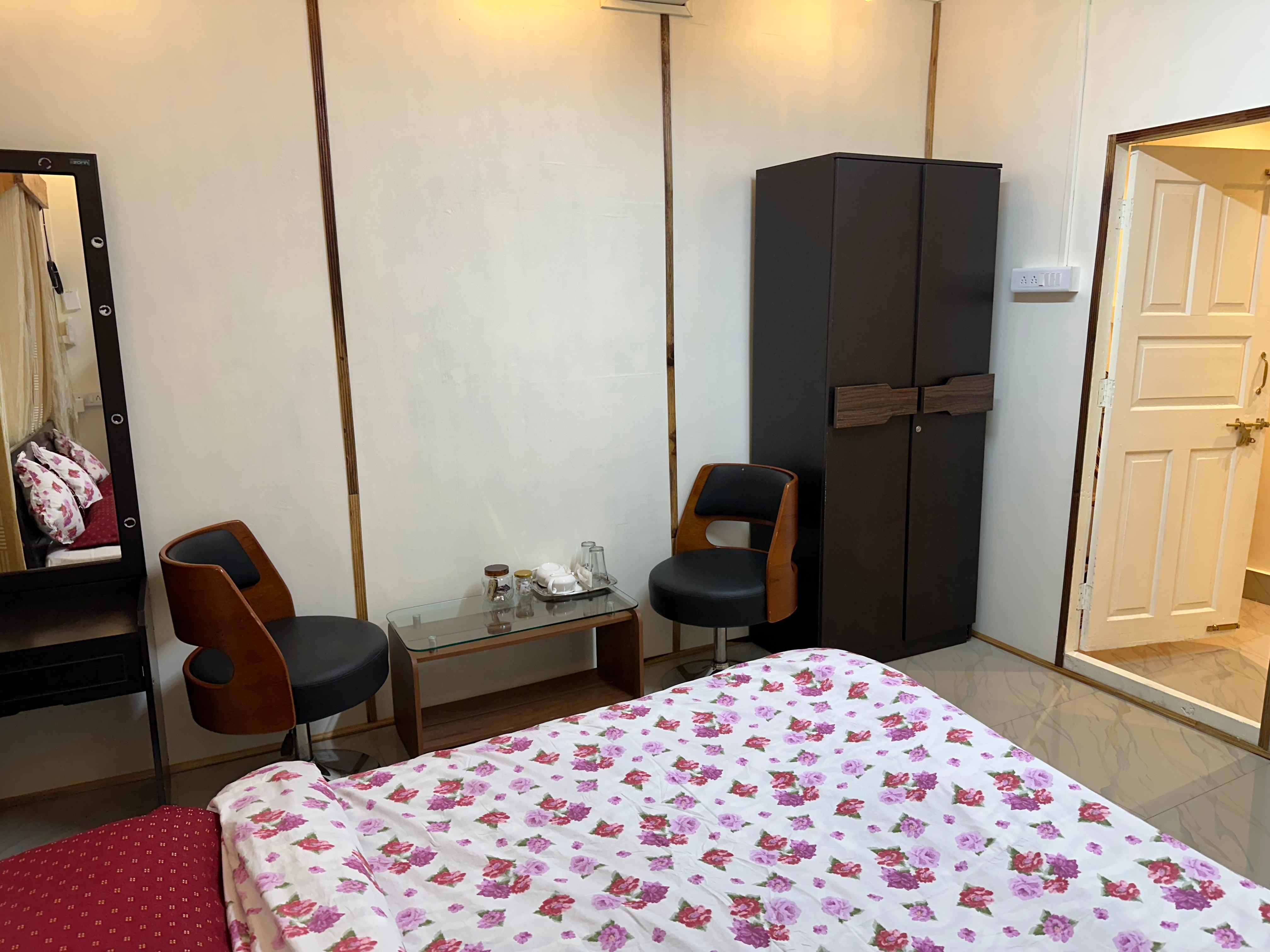 Divya Cabin Style Room in Shillong 𝗕𝗢𝗢𝗞 Shillong Homestay