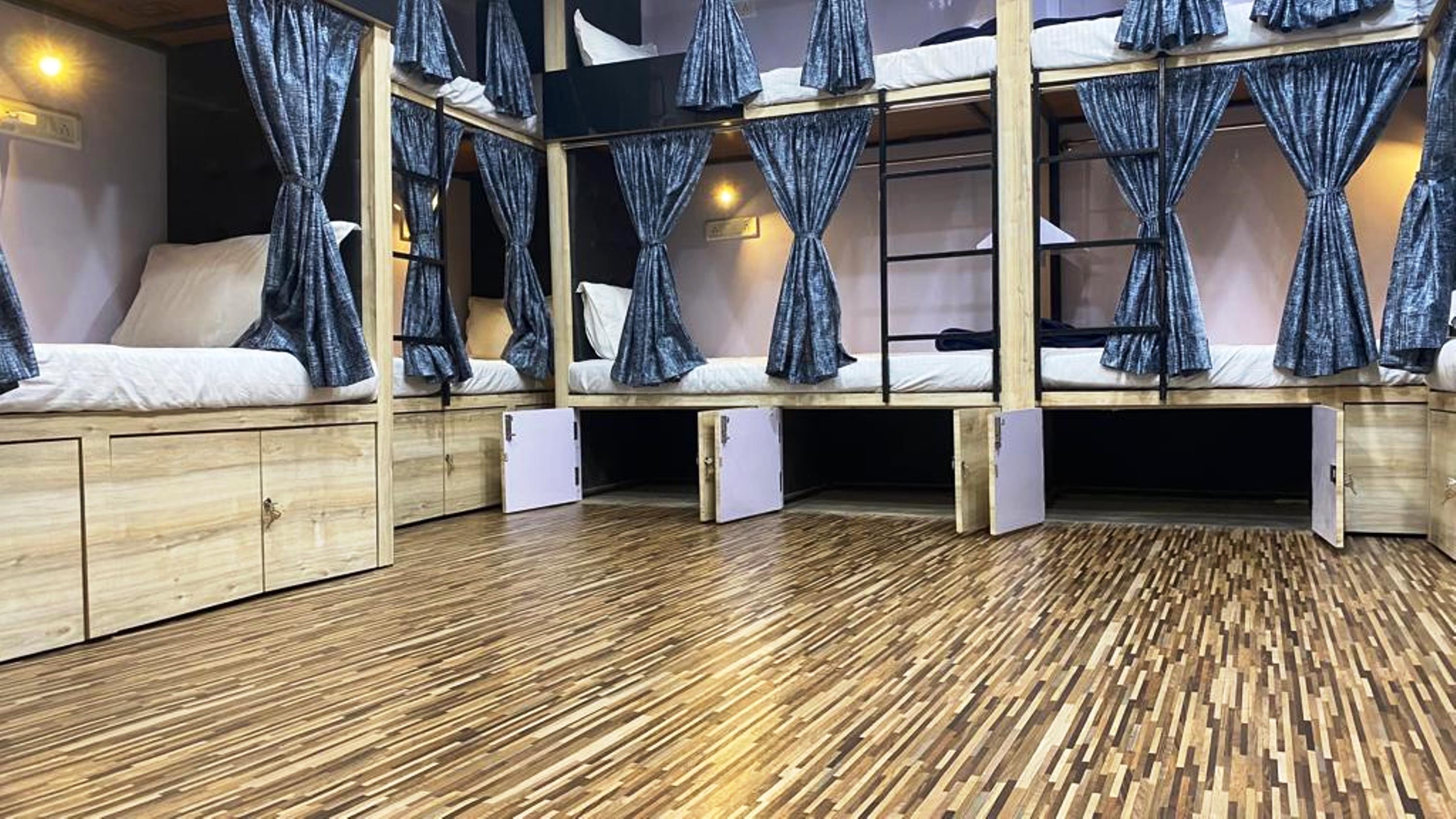 New India Dormitory 𝗕𝗢𝗢𝗞 Mumbai Hostel