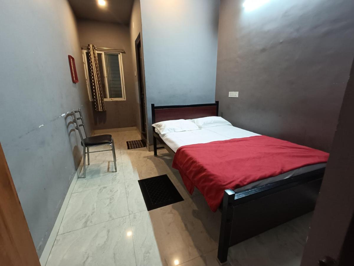 Radhika lodge 𝗕𝗢𝗢𝗞 Bellary Hotel