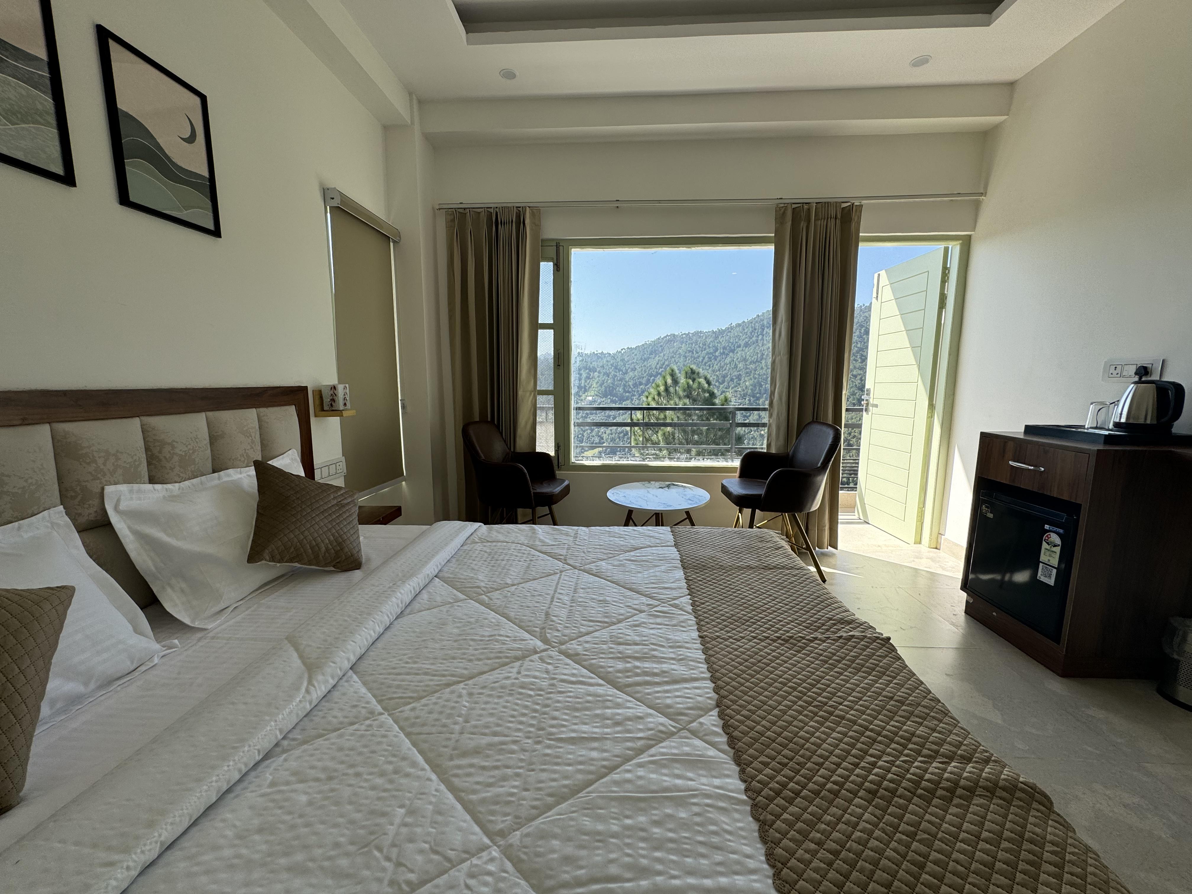 Halt Cafe & Rooms 𝗕𝗢𝗢𝗞 Solan Homestay
