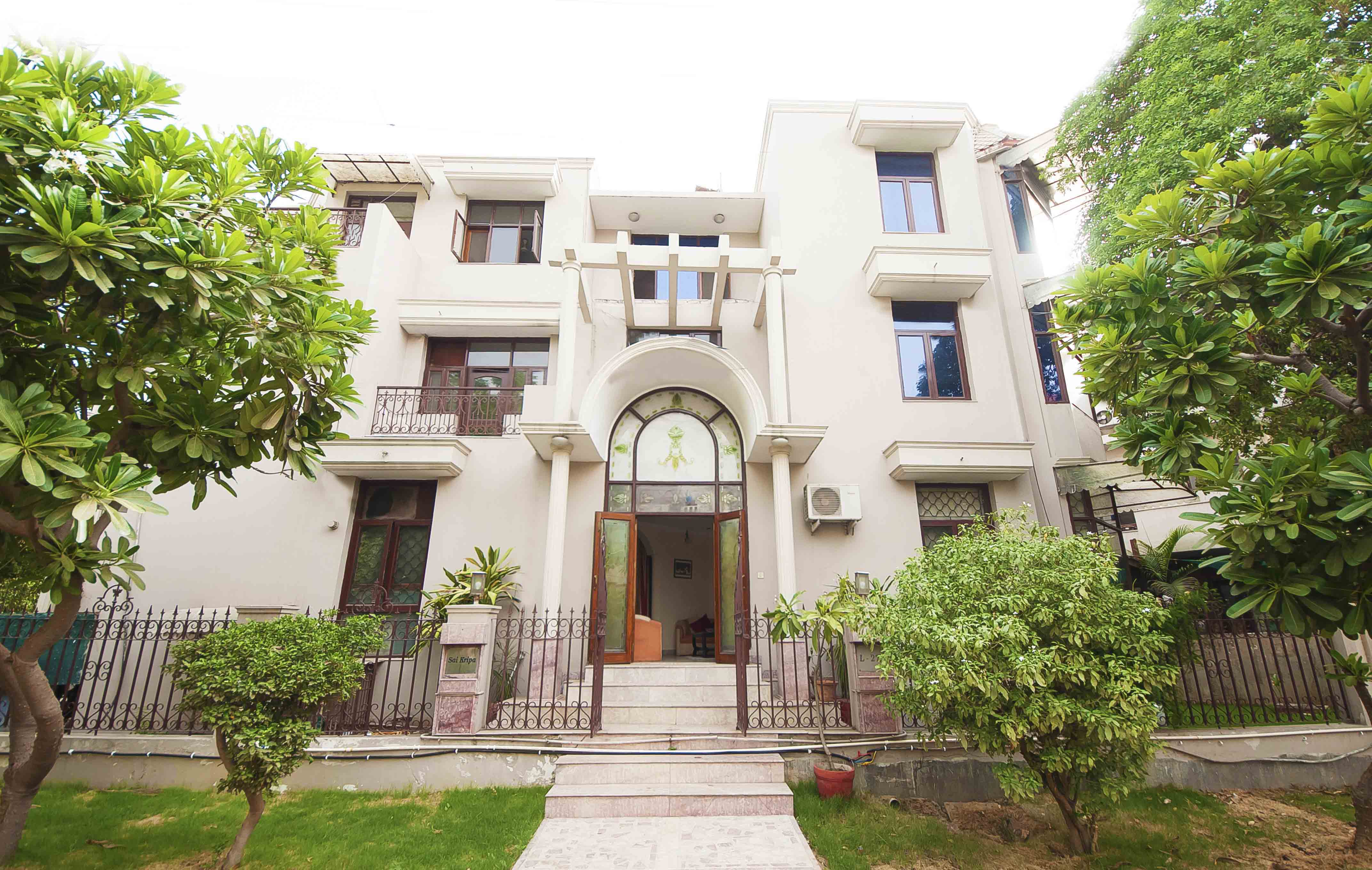 GOLF VIEW RESIDENCY 𝗕𝗢𝗢𝗞 Gurgaon Apartment