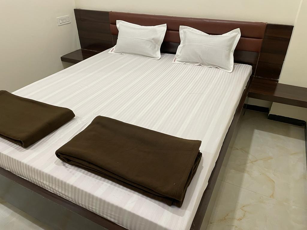 SATYAM PALACE 𝗕𝗢𝗢𝗞 Akot Hotel