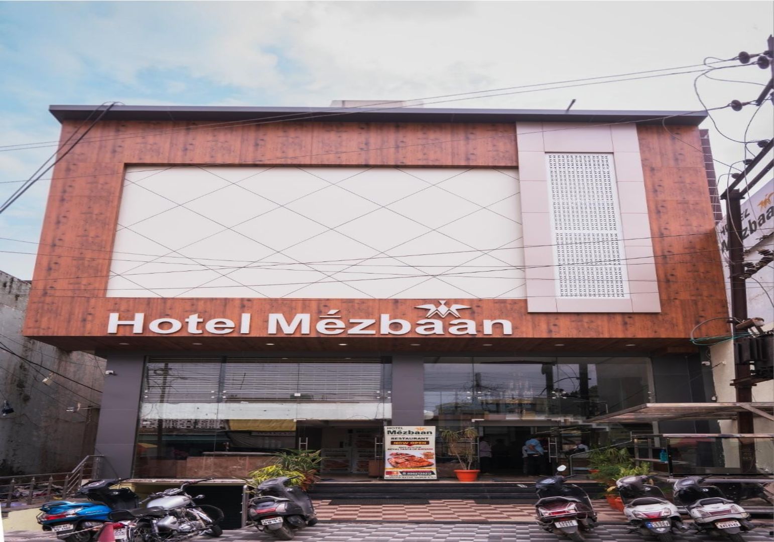 Hotel Mezbaan 𝗕𝗢𝗢𝗞 Raipur, Chhattisgarh Hotel