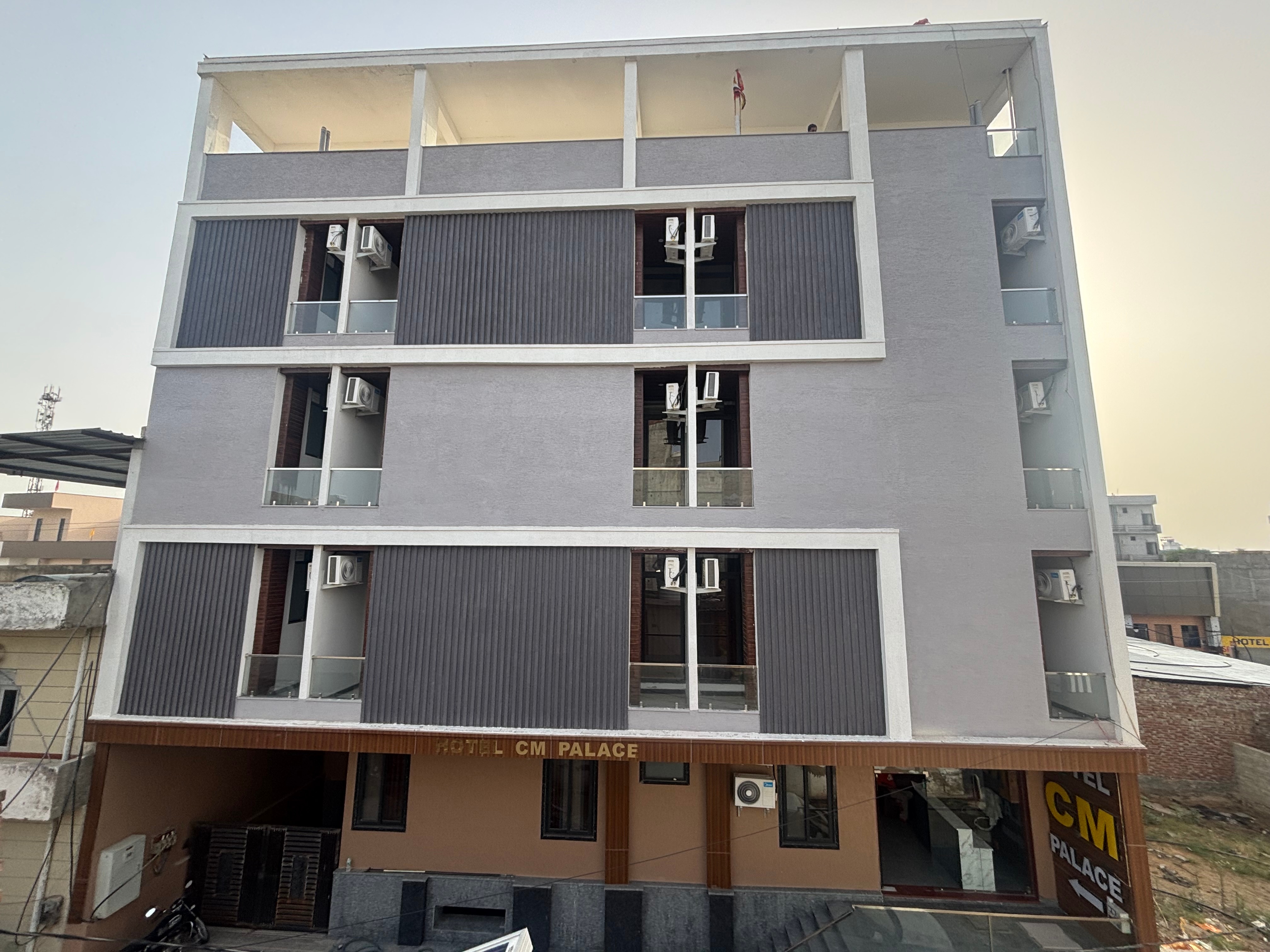 Hotel CM Palace 𝗕𝗢𝗢𝗞 Khatu Hotel