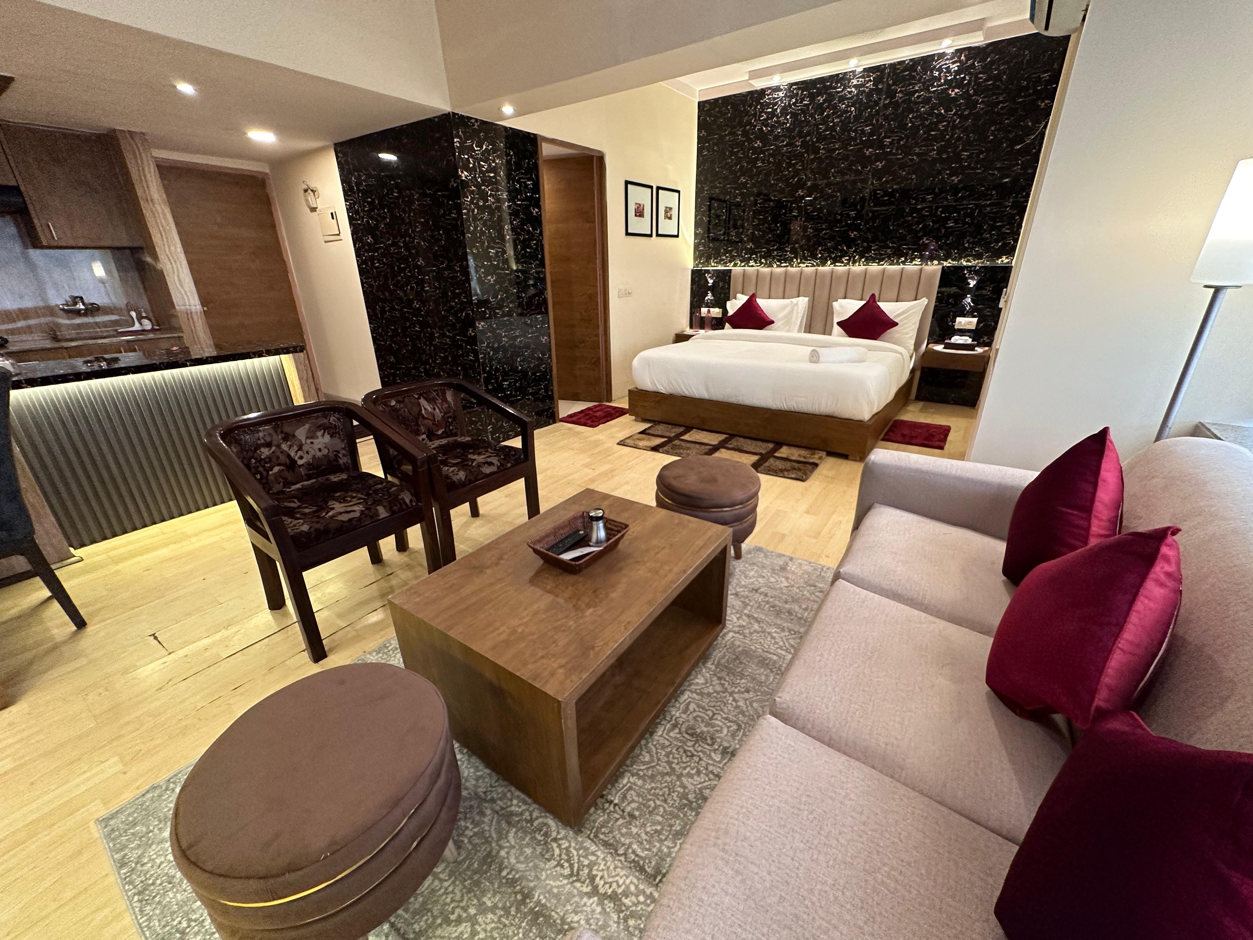 Cozy Luxe Studio Apartment 𝗕𝗢𝗢𝗞 Ghaziabad Apartment