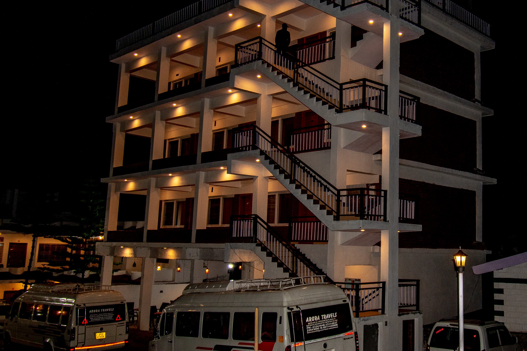 Hotel Devbhoomi (In House Parking) 𝗕𝗢𝗢𝗞 Barkot Hotel