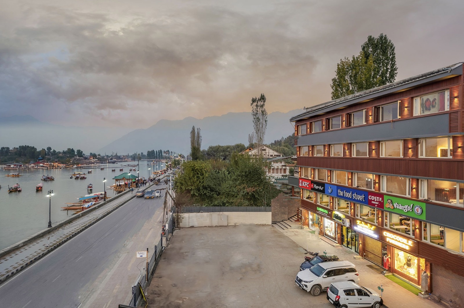 Hotel 11 Boulevard - Dal View 𝗕𝗢𝗢𝗞 Srinagar Hotel