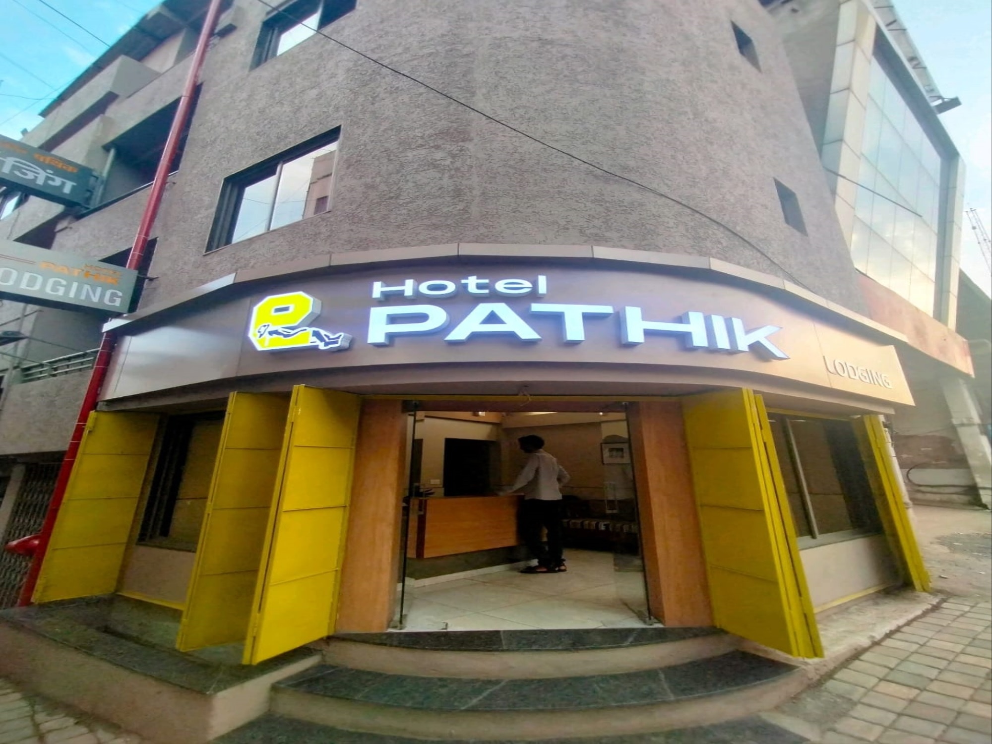 Hotel Pathik 𝗕𝗢𝗢𝗞 Kolhapur Hotel