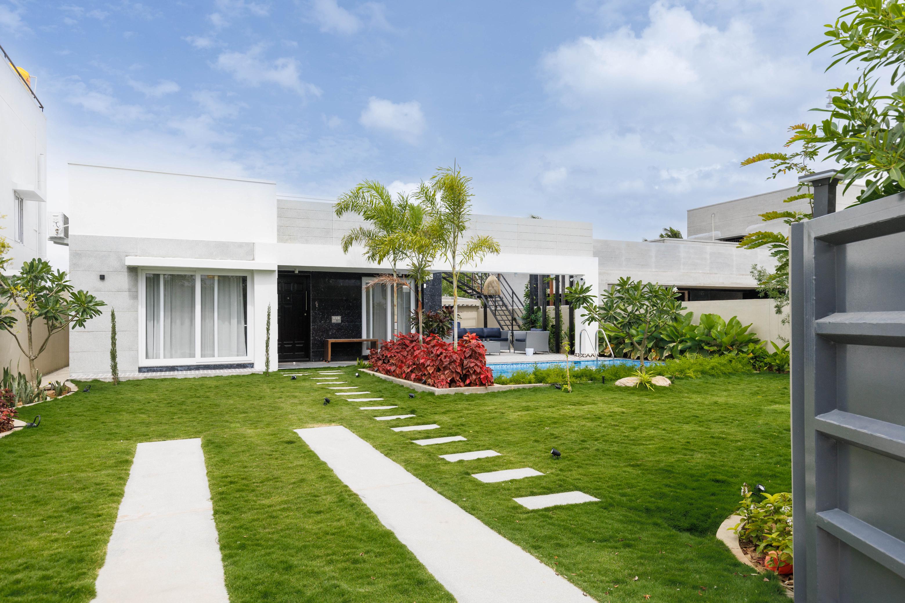 The Garden Stay by StayJade|Private Pool|Huge Lawn 𝗕𝗢𝗢𝗞 Hosur Villa